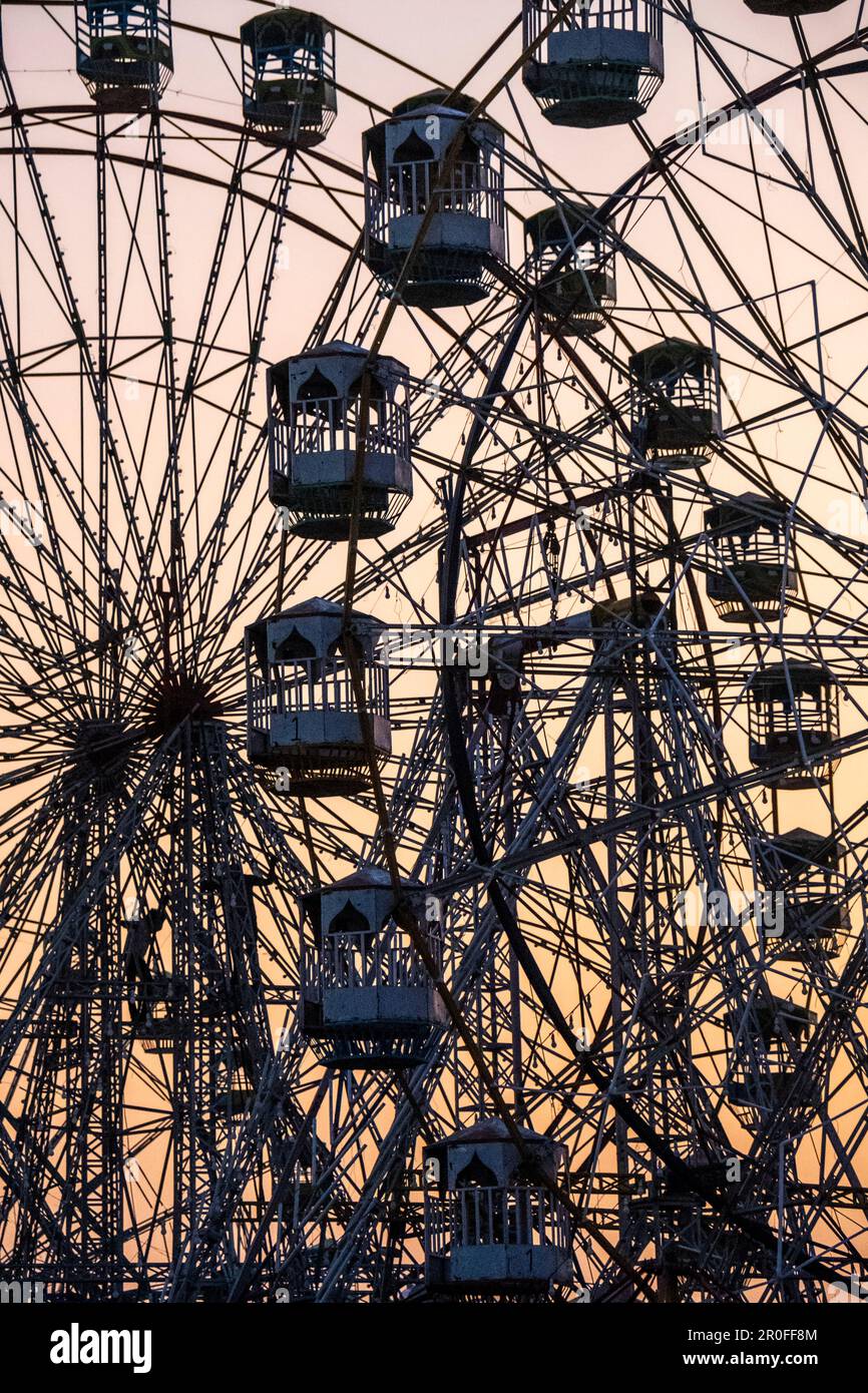 Ferris wheels sunset hi-res stock photography and images - Alamy
