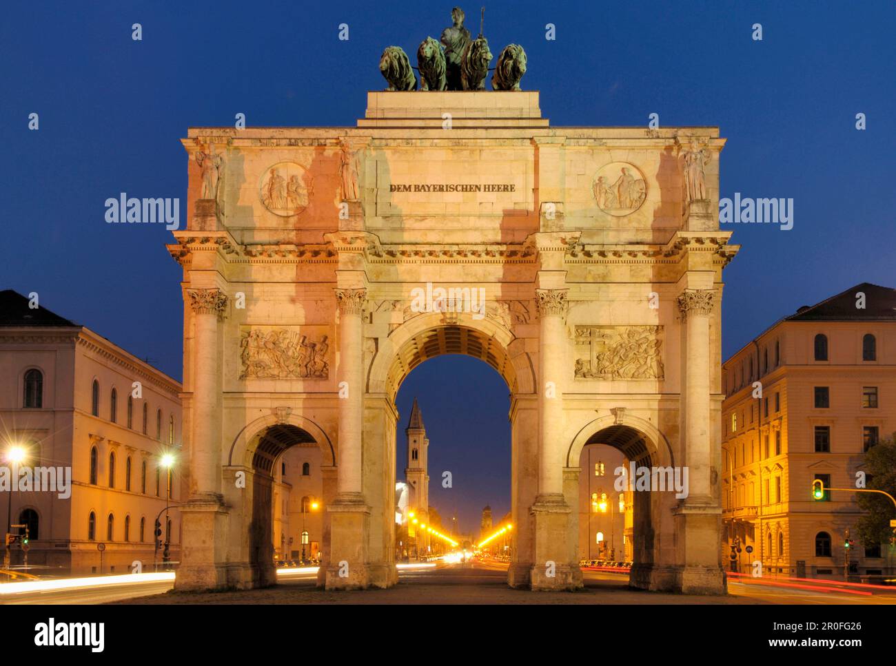 Siegestor victory gate night hi-res stock photography and images - Alamy