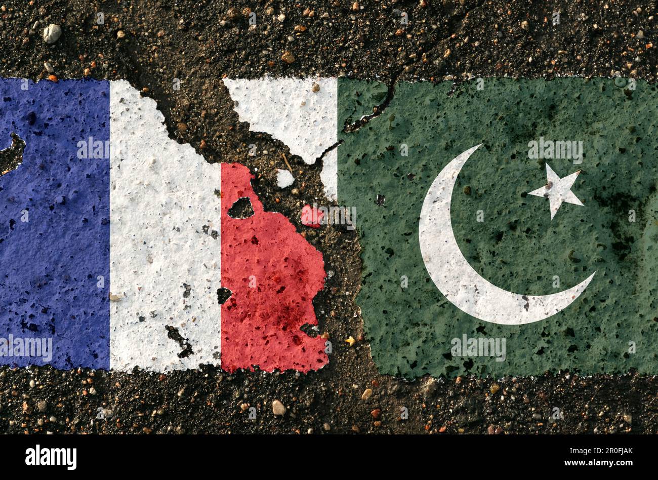 On the pavement there are images of the flags of France and Pakistan ...