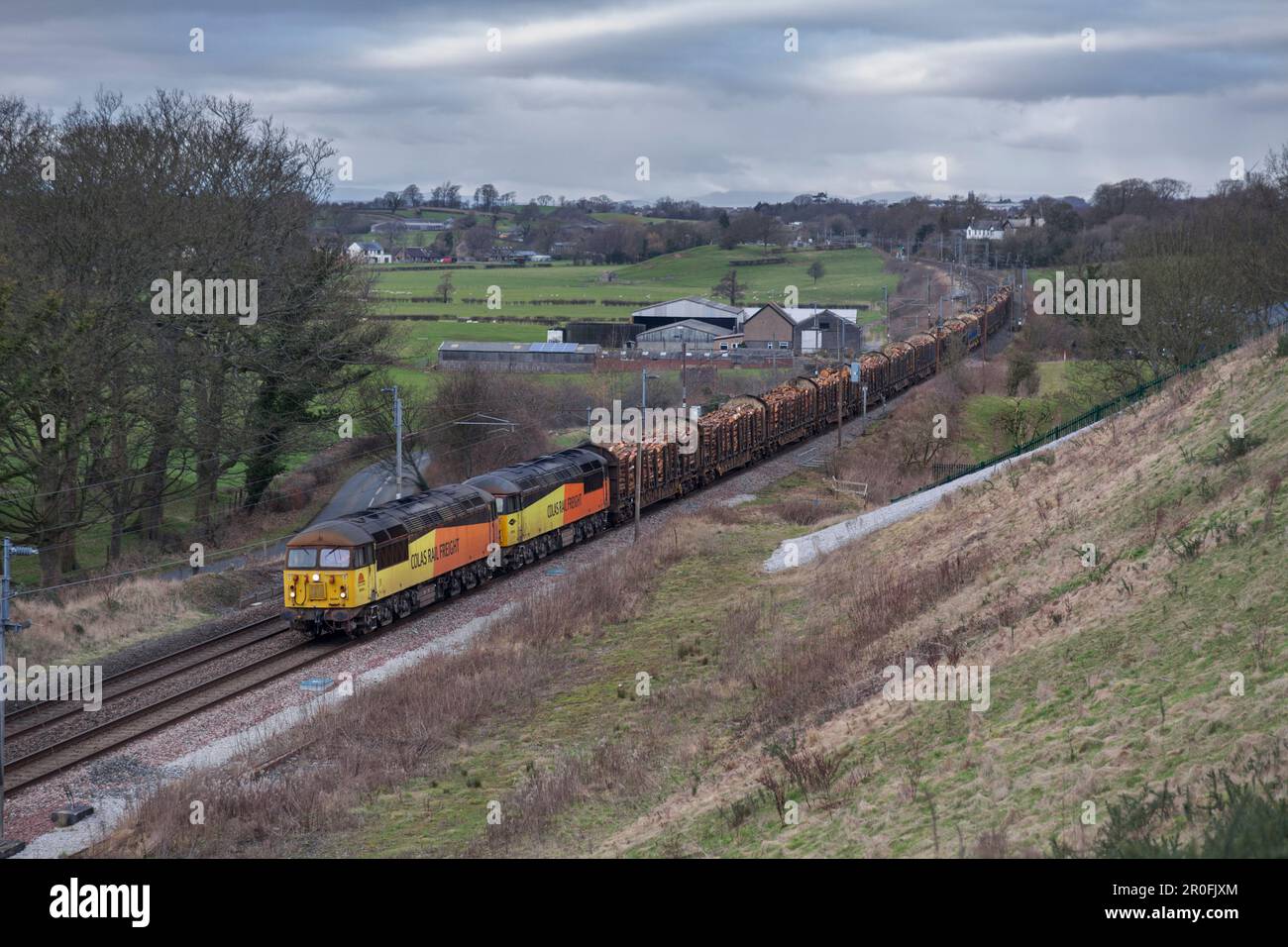 Colas Railfreight class 56 locomotives 56094 + 56090 hauling a long ...