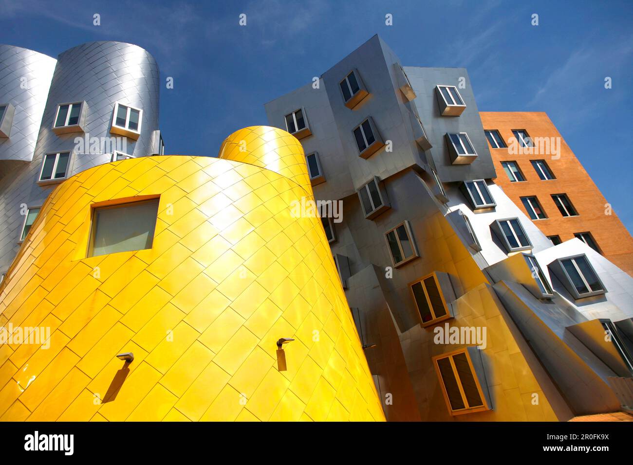 Modern architechture, Frank Gehrys Ray and Maria Stata Buildings, MIT ...