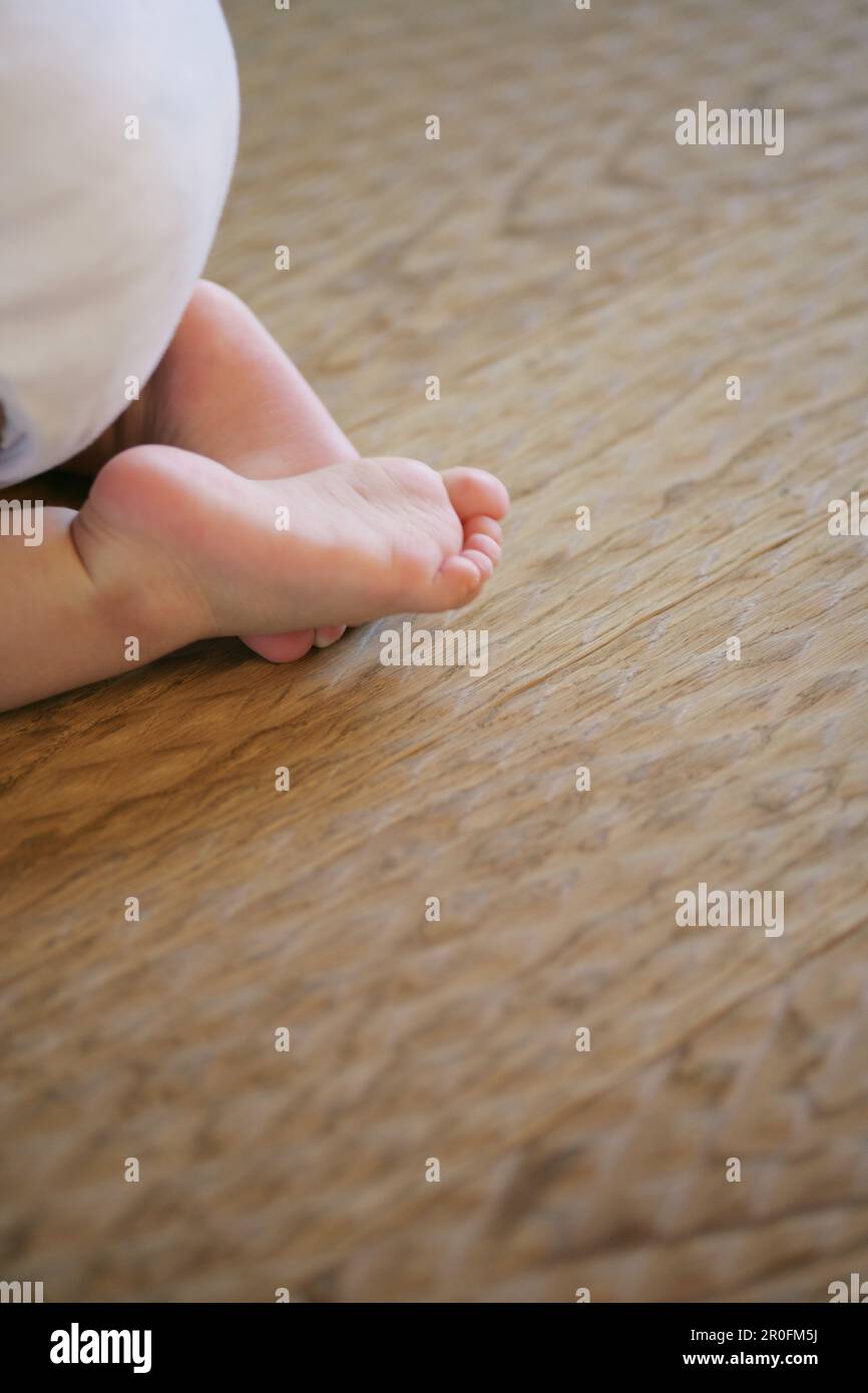 Overhead image of feet hi-res stock photography and images - Alamy