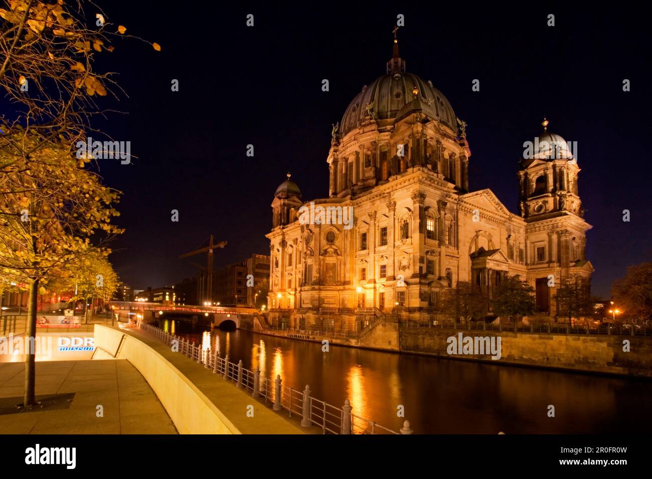 Berlin tourists spree restaurant hi-res stock photography and images ...