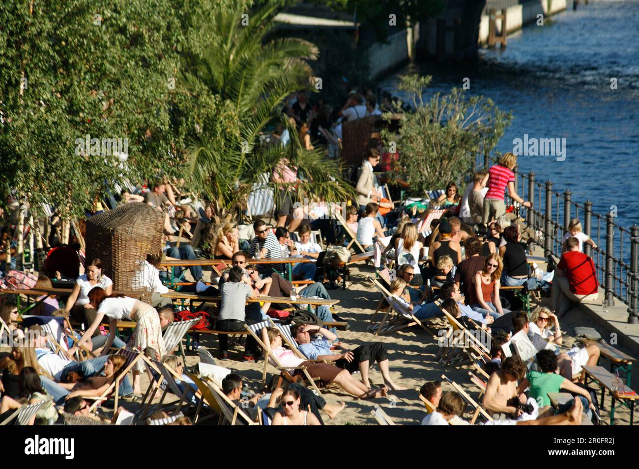 Berlin, Spree, beach bar at Spree riverside Stock Photo - Alamy