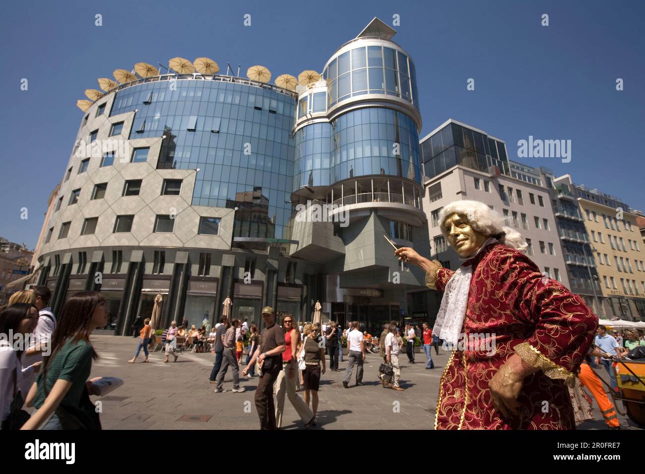 Vienna Stephansplatz Haas buidling people street artists Stock Photo ...