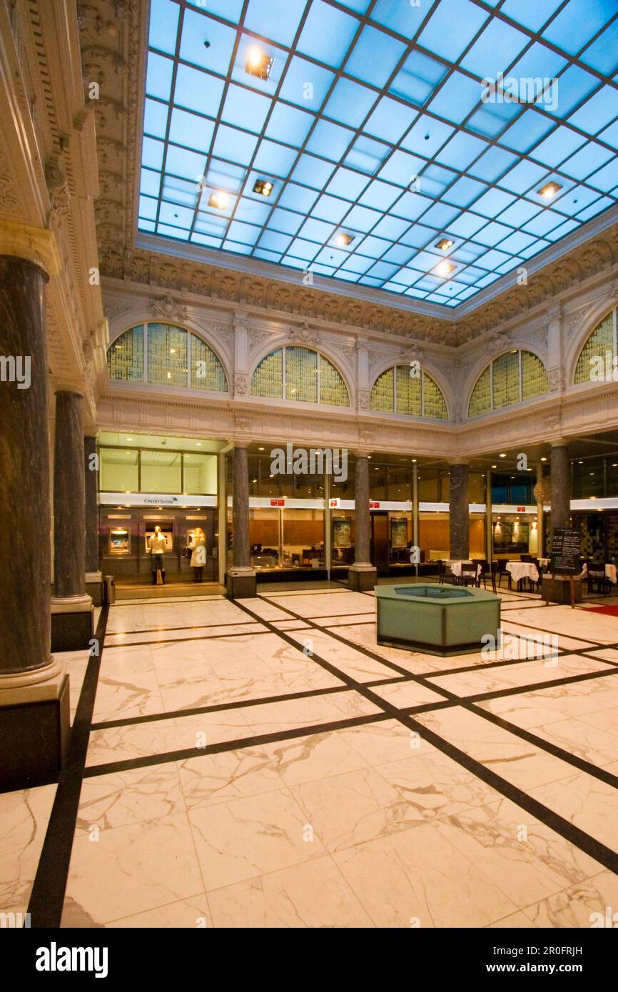 Zurich Bank Credit Suisse interieur atrium Stock Photo - Alamy