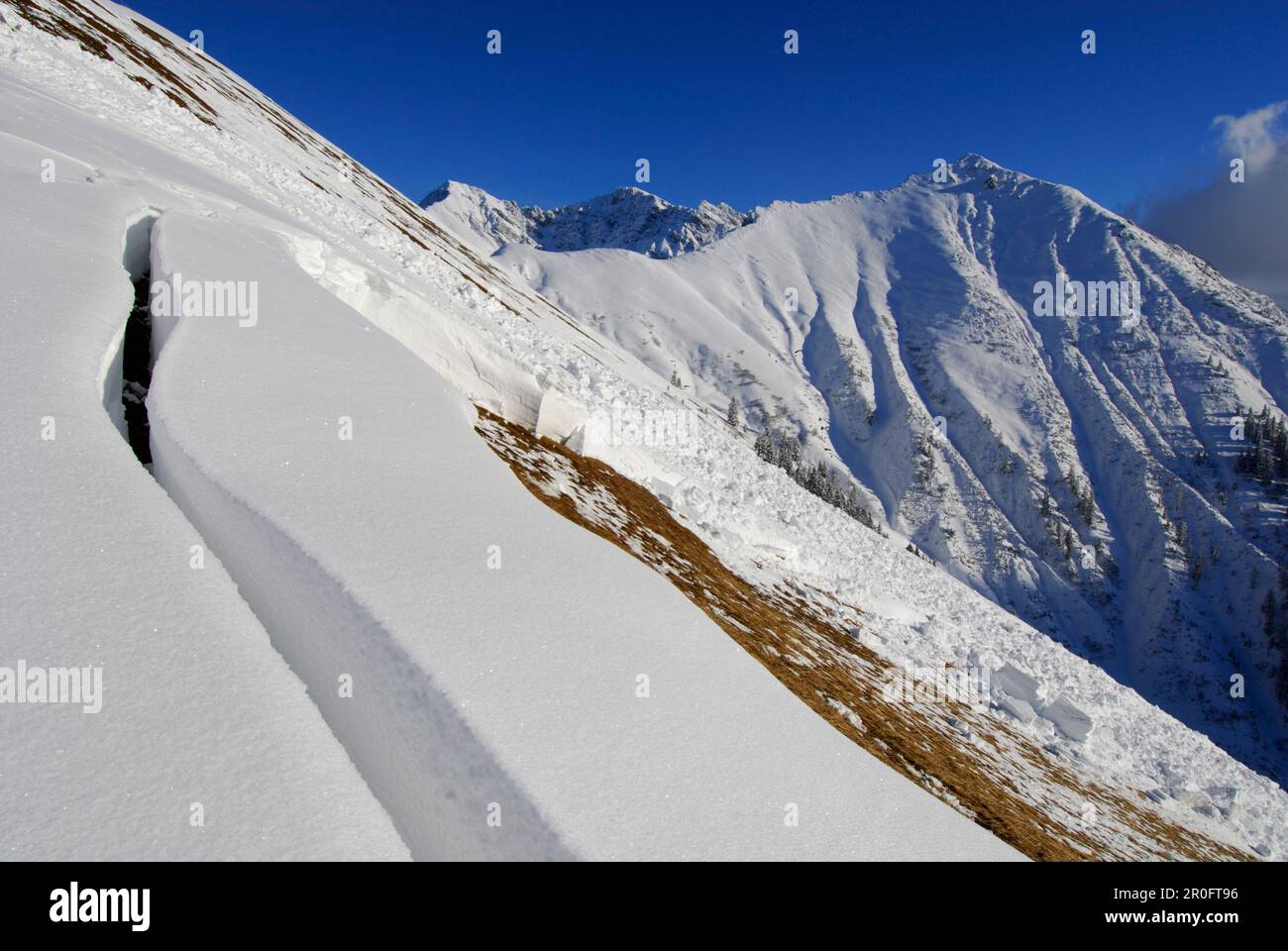 Snow slab fracture at Joch, Vordere Suwaldspitze in background, Lechtal ...