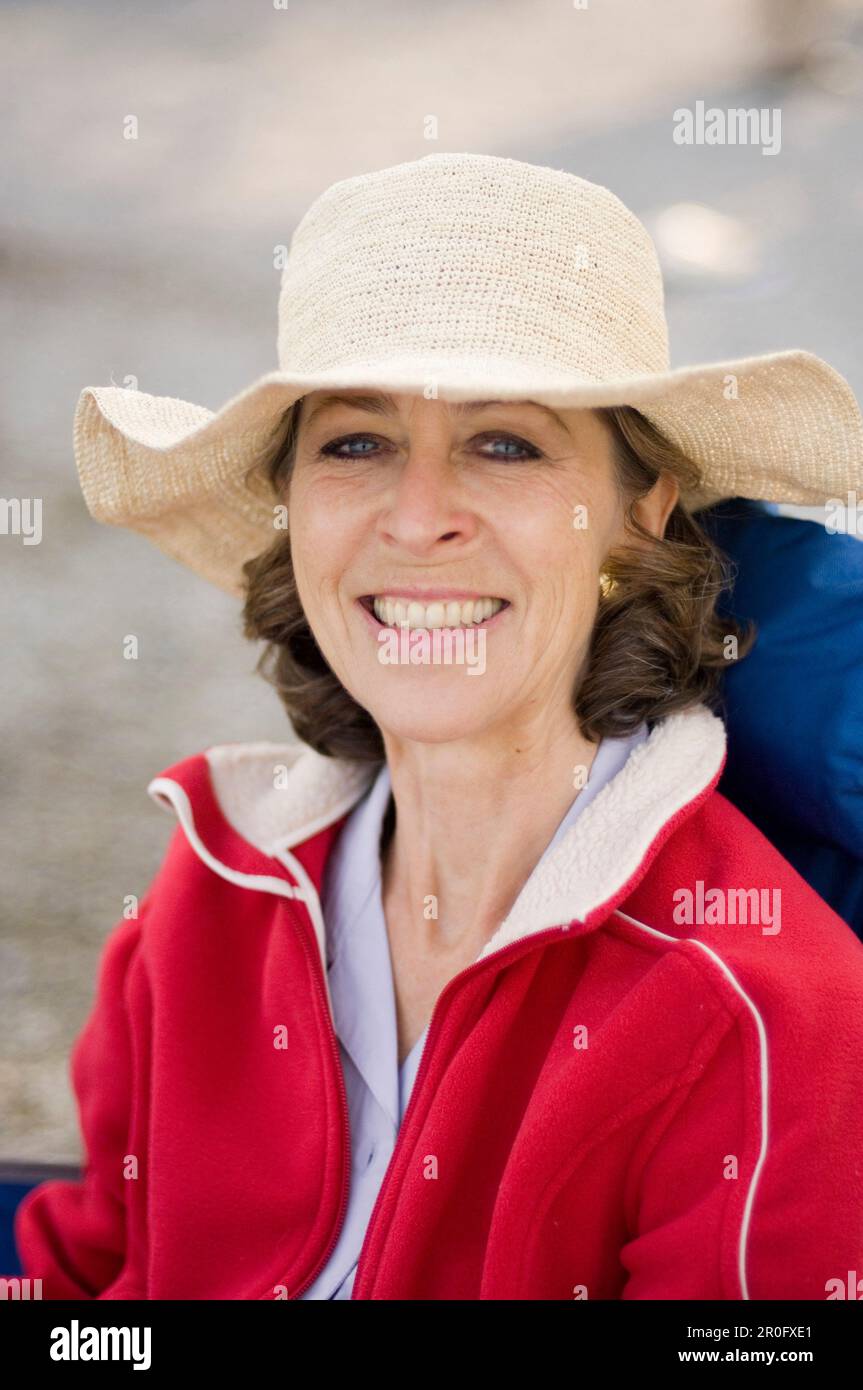 Senior woman smiling at camera, portrait Stock Photo - Alamy
