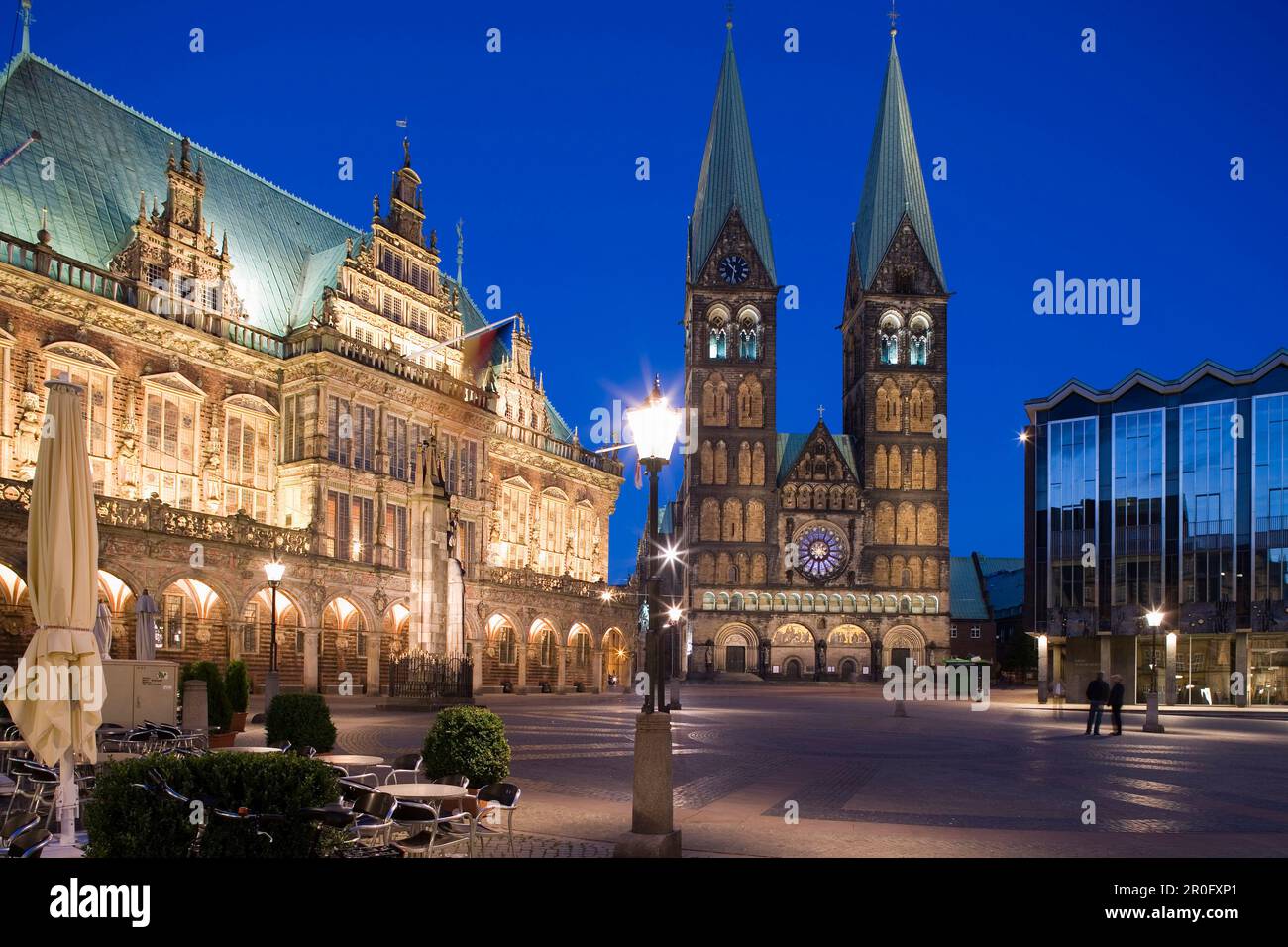 Town hall and Bremen Cathedral in the market square at night, Bremen ...