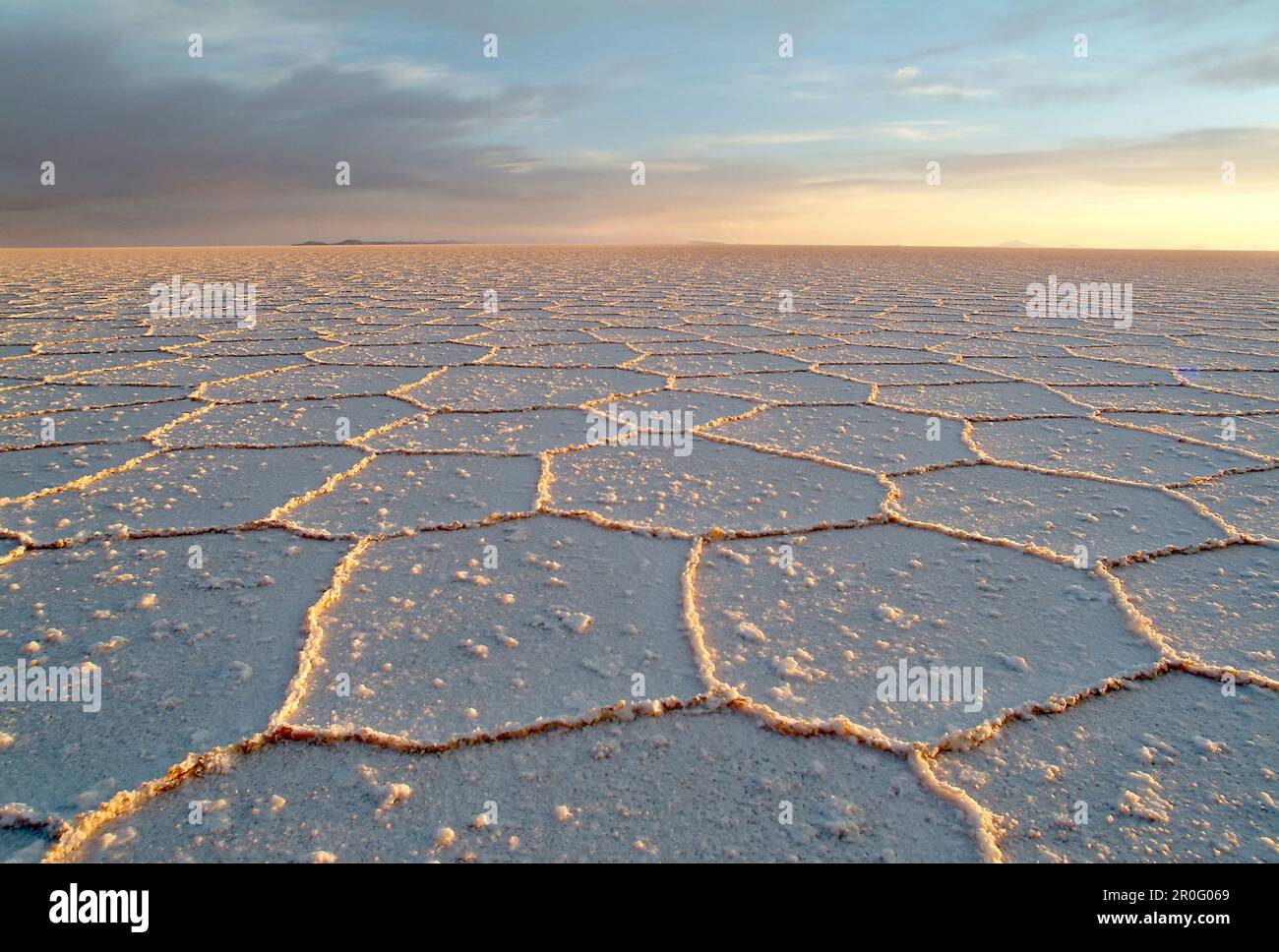 View across the salt lake, Salar de Uyuni, Bolivia, South America Stock ...
