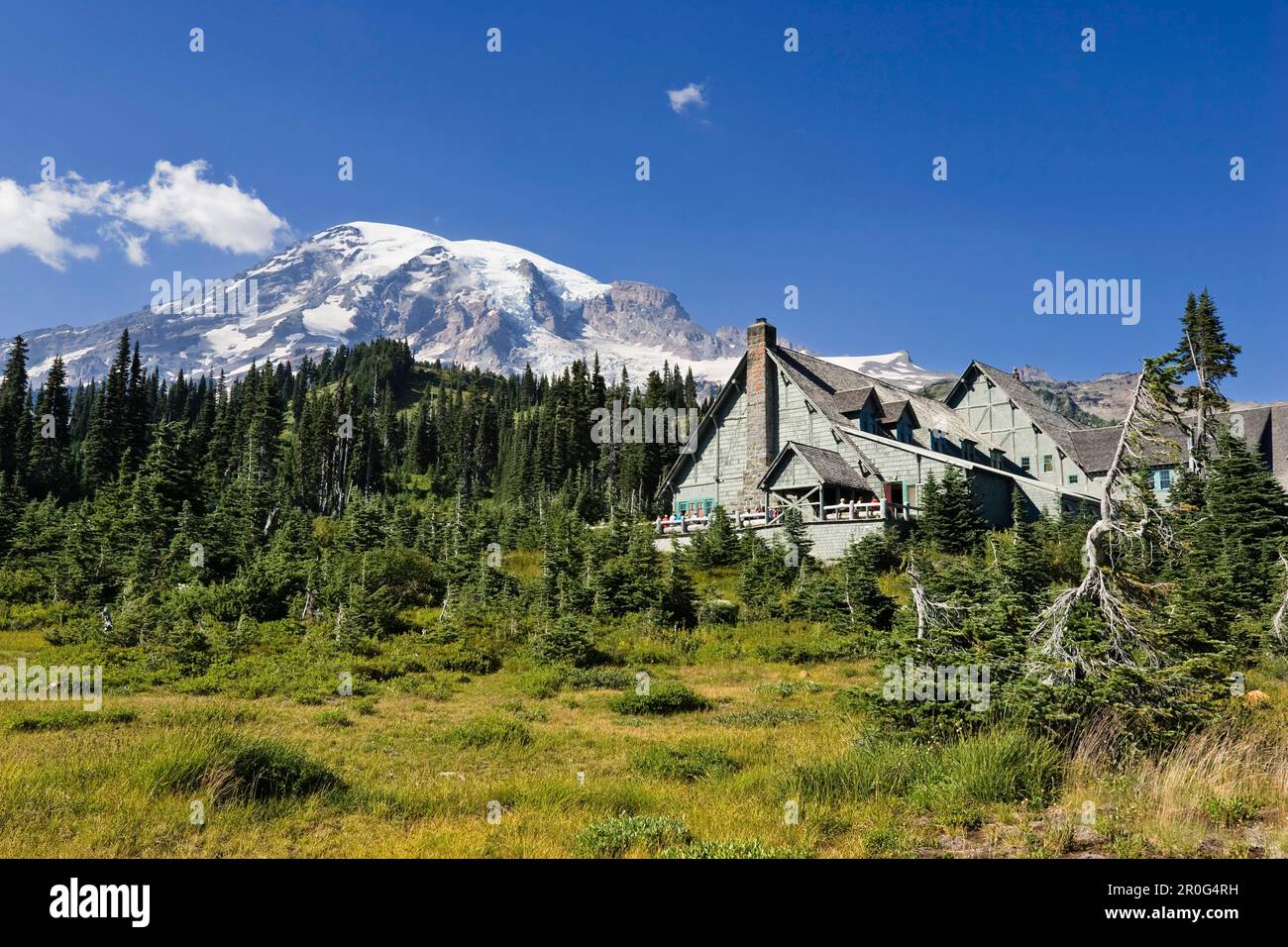 The hotel Paradise Inn and Mount Rainier under blue sky, Washington ...