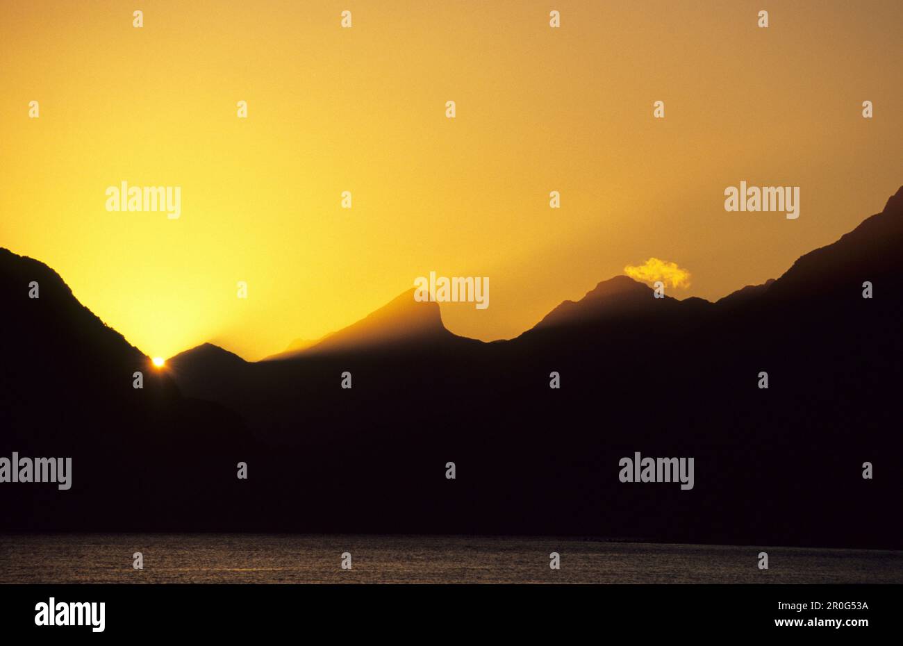 View over Lake Manapouri at the Kepler Mountains at sunrise, Fiordland ...