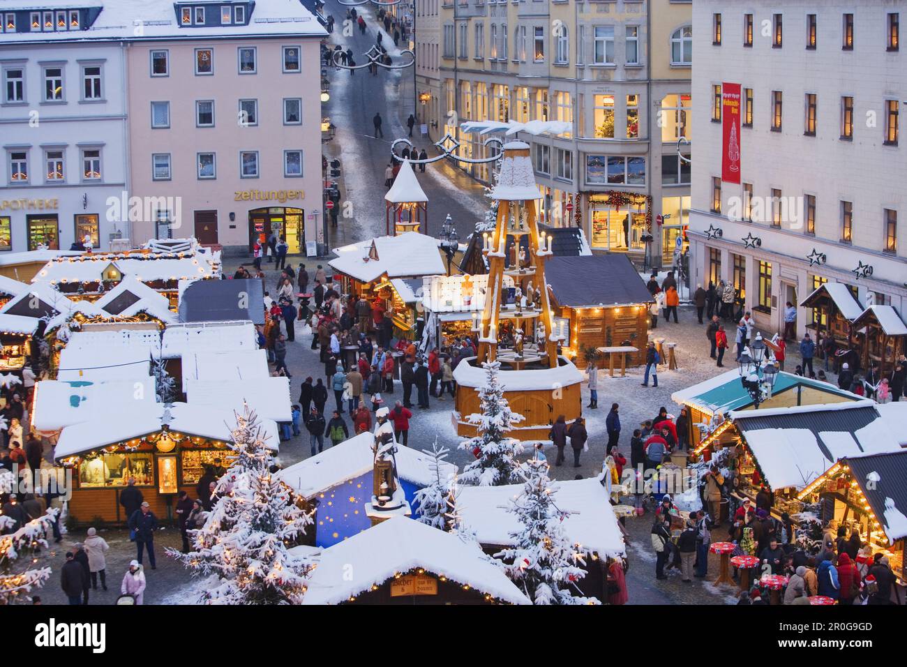 Pyramid snow capped mountains hi-res stock photography and images - Alamy