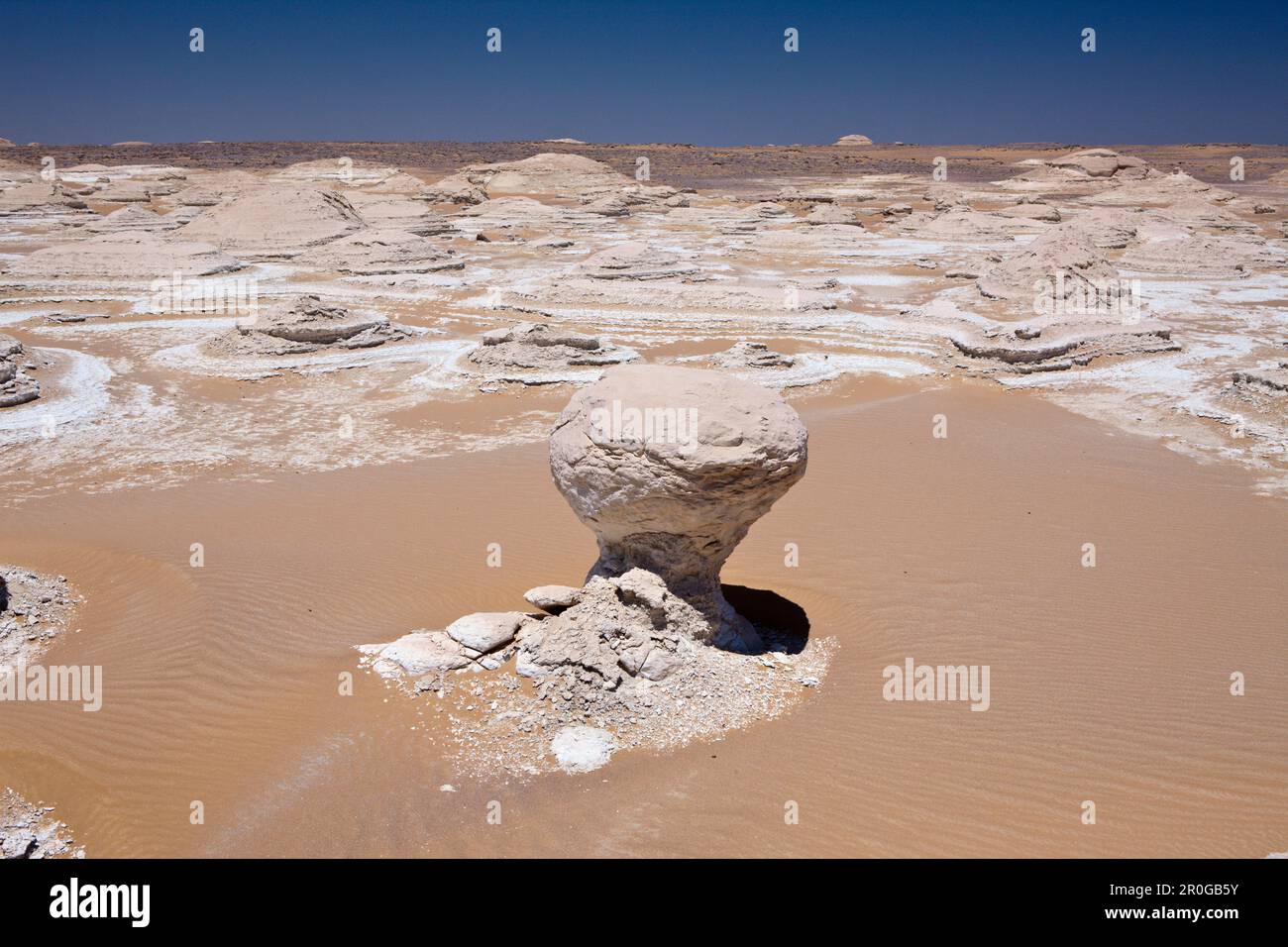 Landscape in White Desert National Park, Egypt, Libyan Desert Stock ...