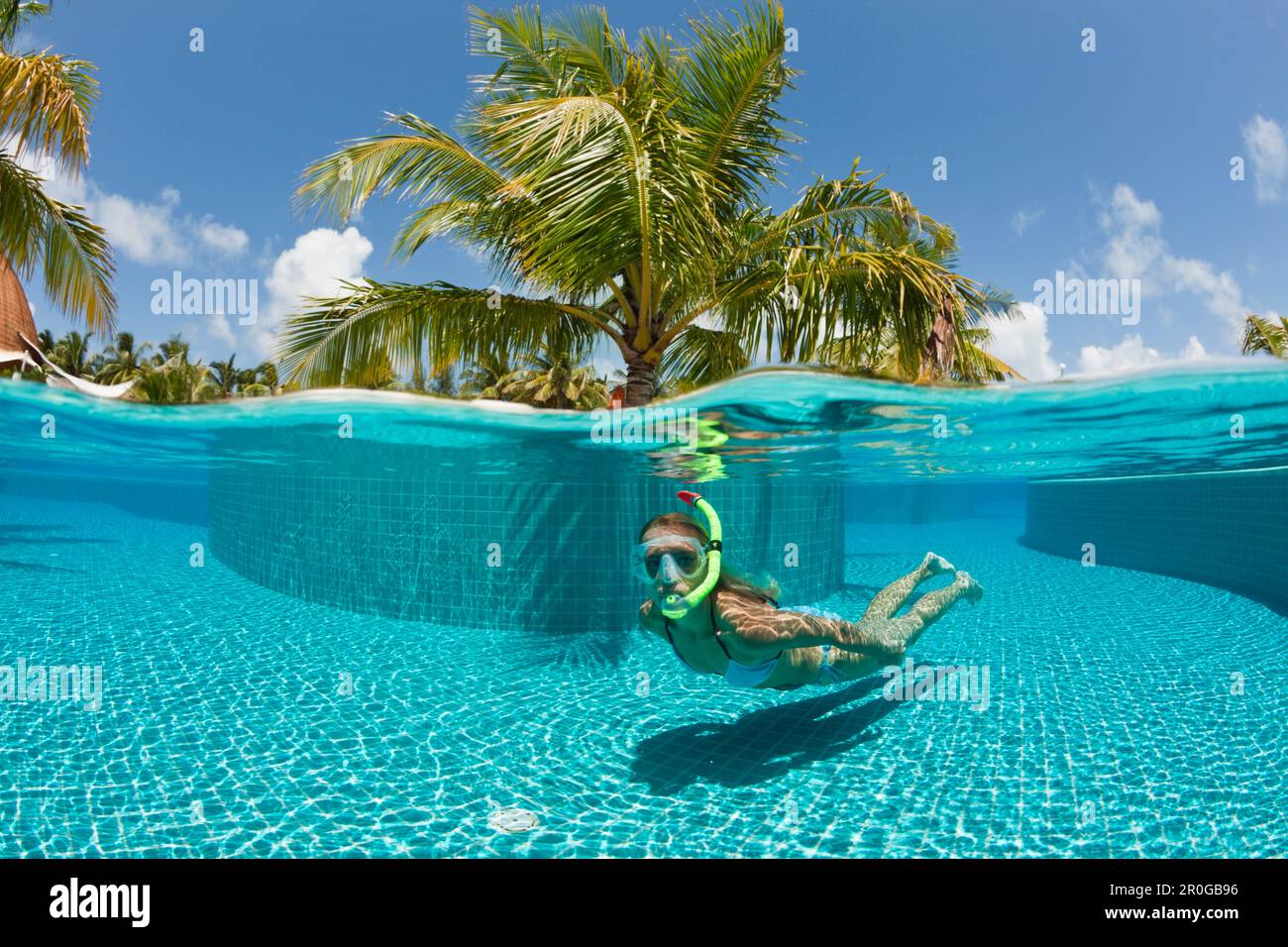 Half underwater swimming pool hi-res stock photography and images - Alamy