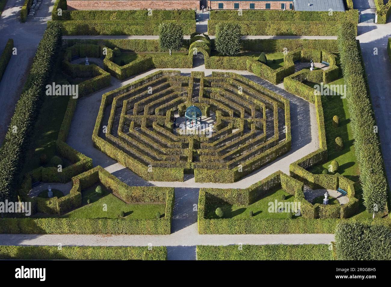 Overhead view of garden maze hi-res stock photography and images - Alamy