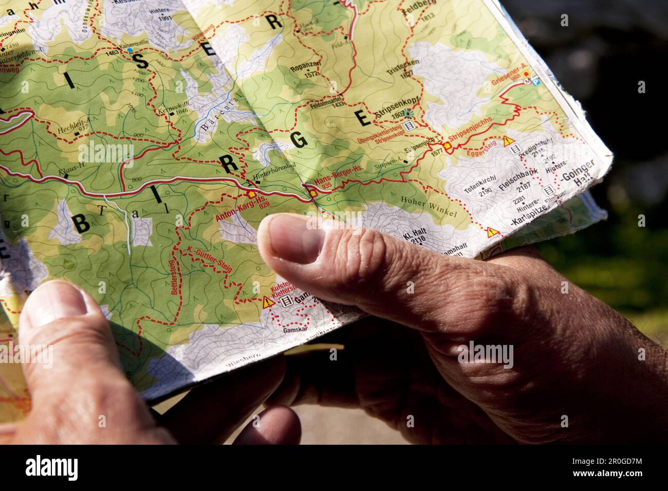 Hands holding map hi-res stock photography and images - Alamy