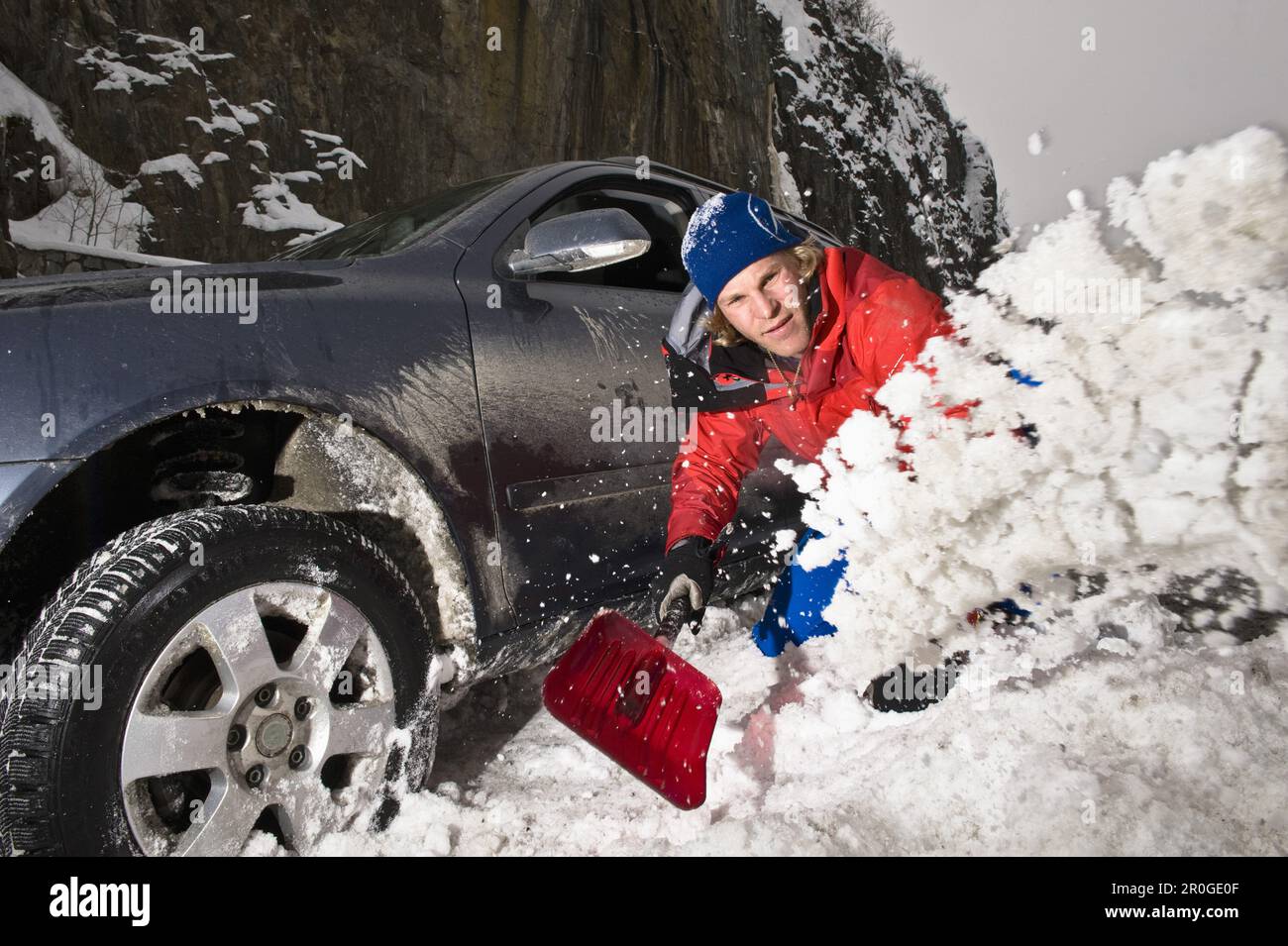 Man clearing snow from car hi-res stock photography and images - Alamy