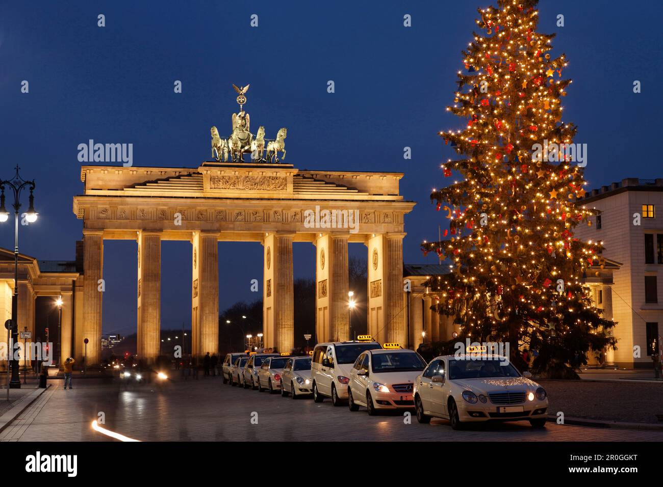 Christmas tree near Brandenburg Gate, Berlin, Germany Stock Photo - Alamy