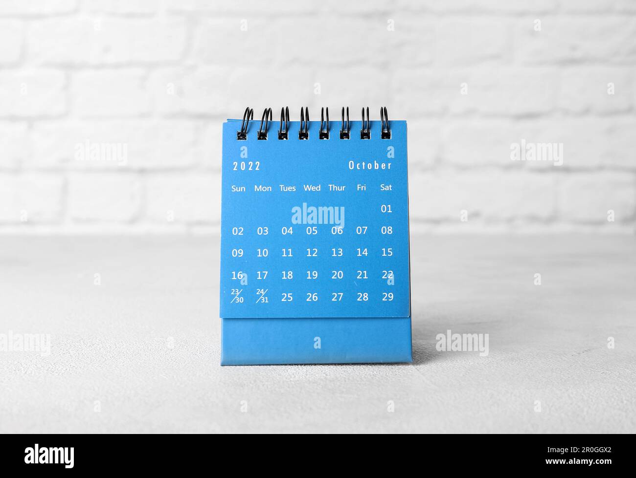 Flip paper calendar october hi-res stock photography and images - Alamy