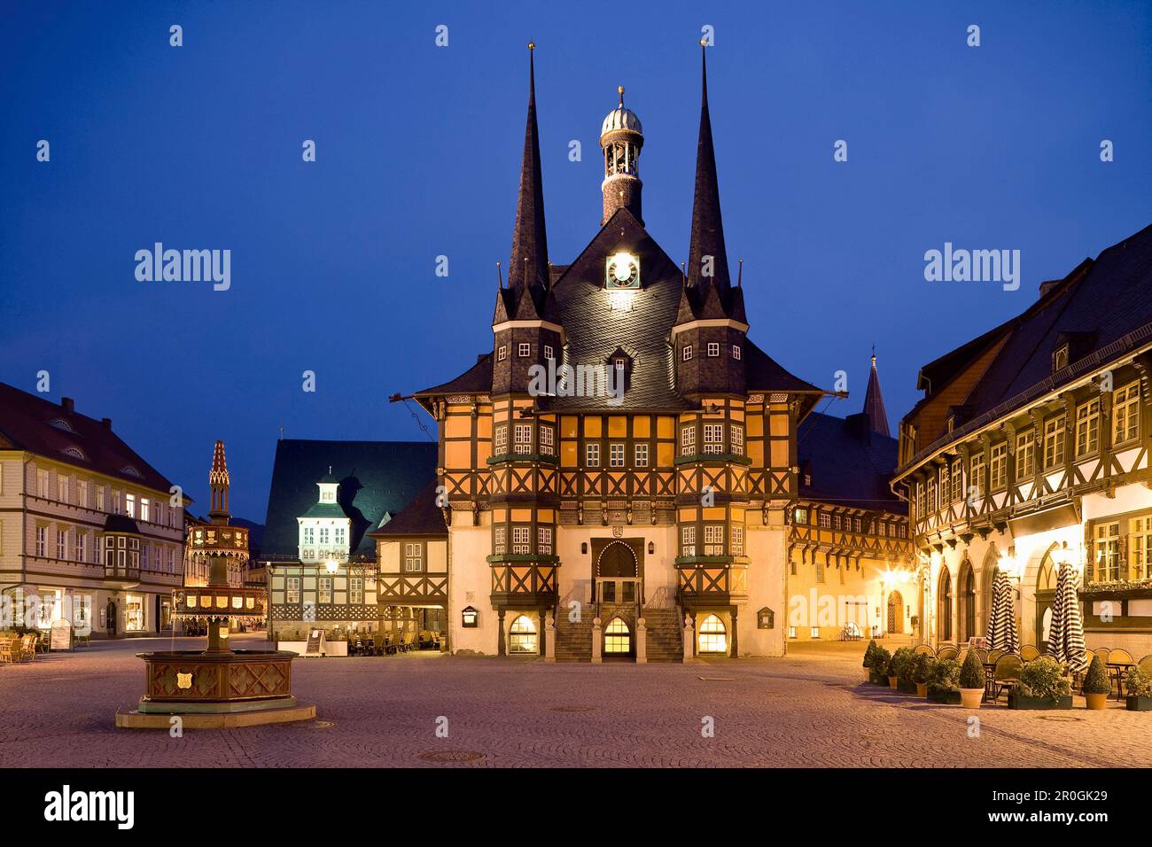 Market square with half-timbered houses and town hall in Wernigerode ...