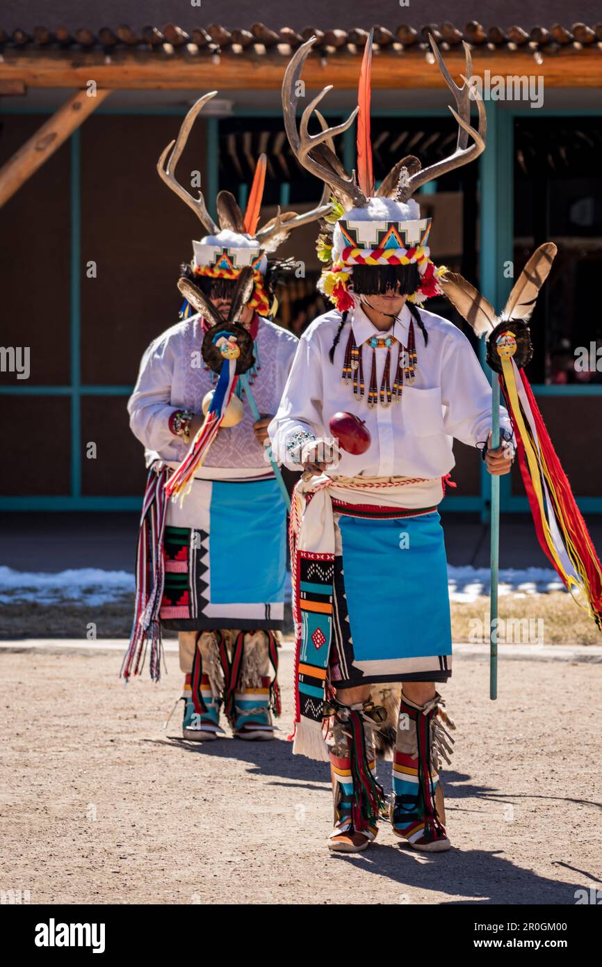 Indian dance in traditional garb hi-res stock photography and images ...