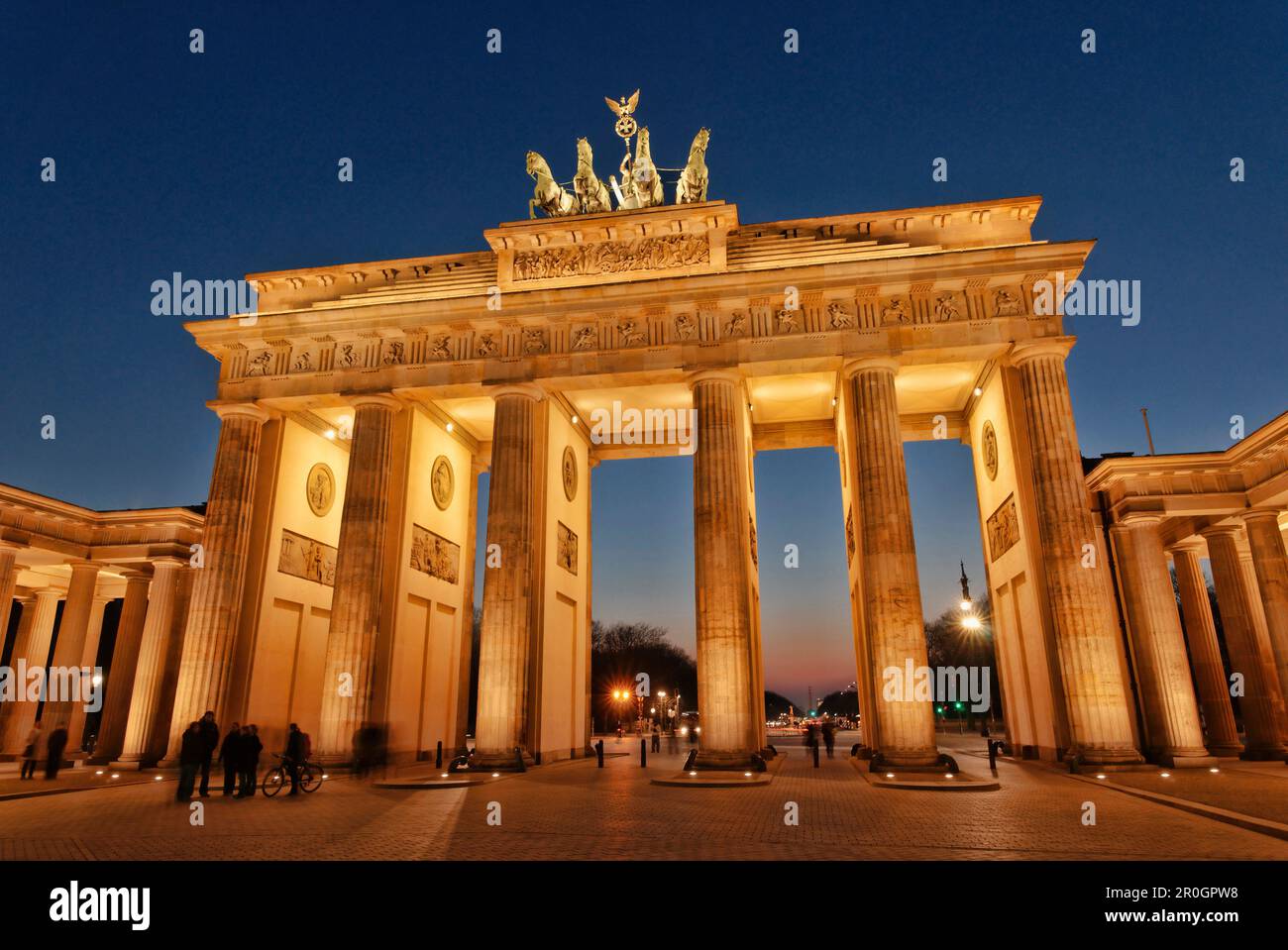 The illuminated Brandenburg Gate at night, Strasse des 17. Juni ...