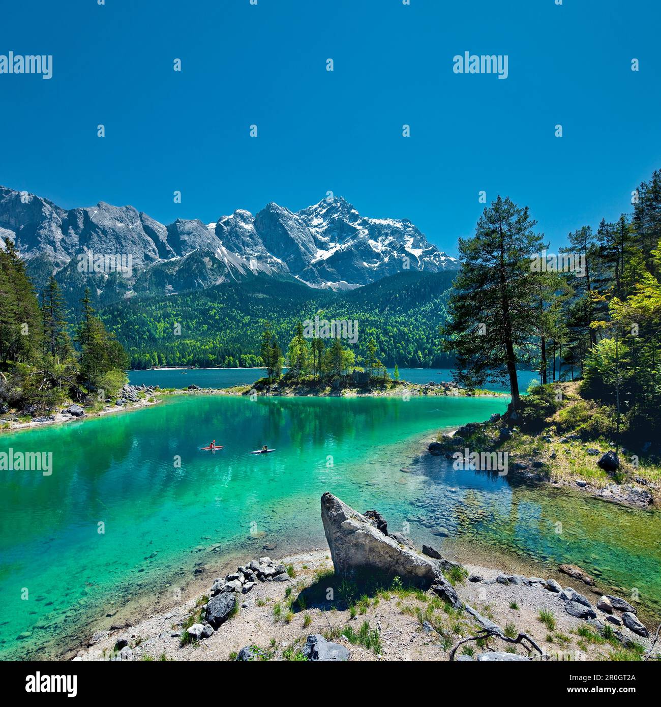 View over lake Eibsee to mount Zugspitze, Wetterstein mountain range ...