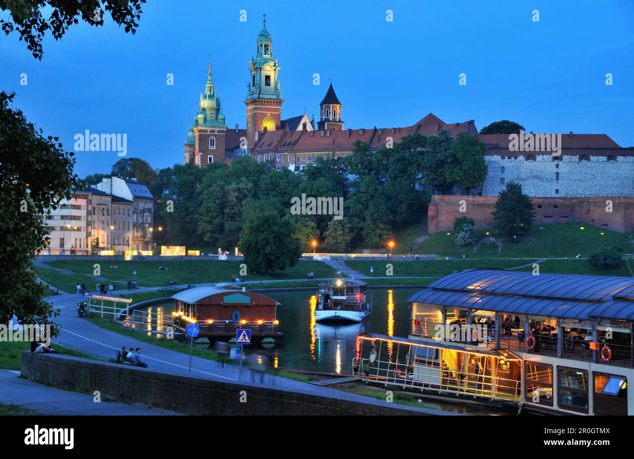 The royal palace Wawel and river Wista in the evening, Krakow, Poland ...