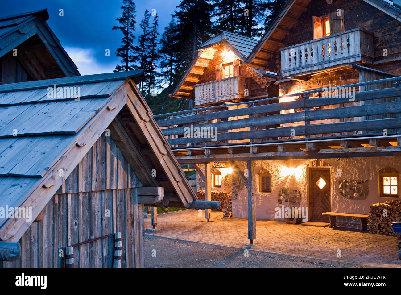 Log cabin exterior night hi-res stock photography and images - Alamy
