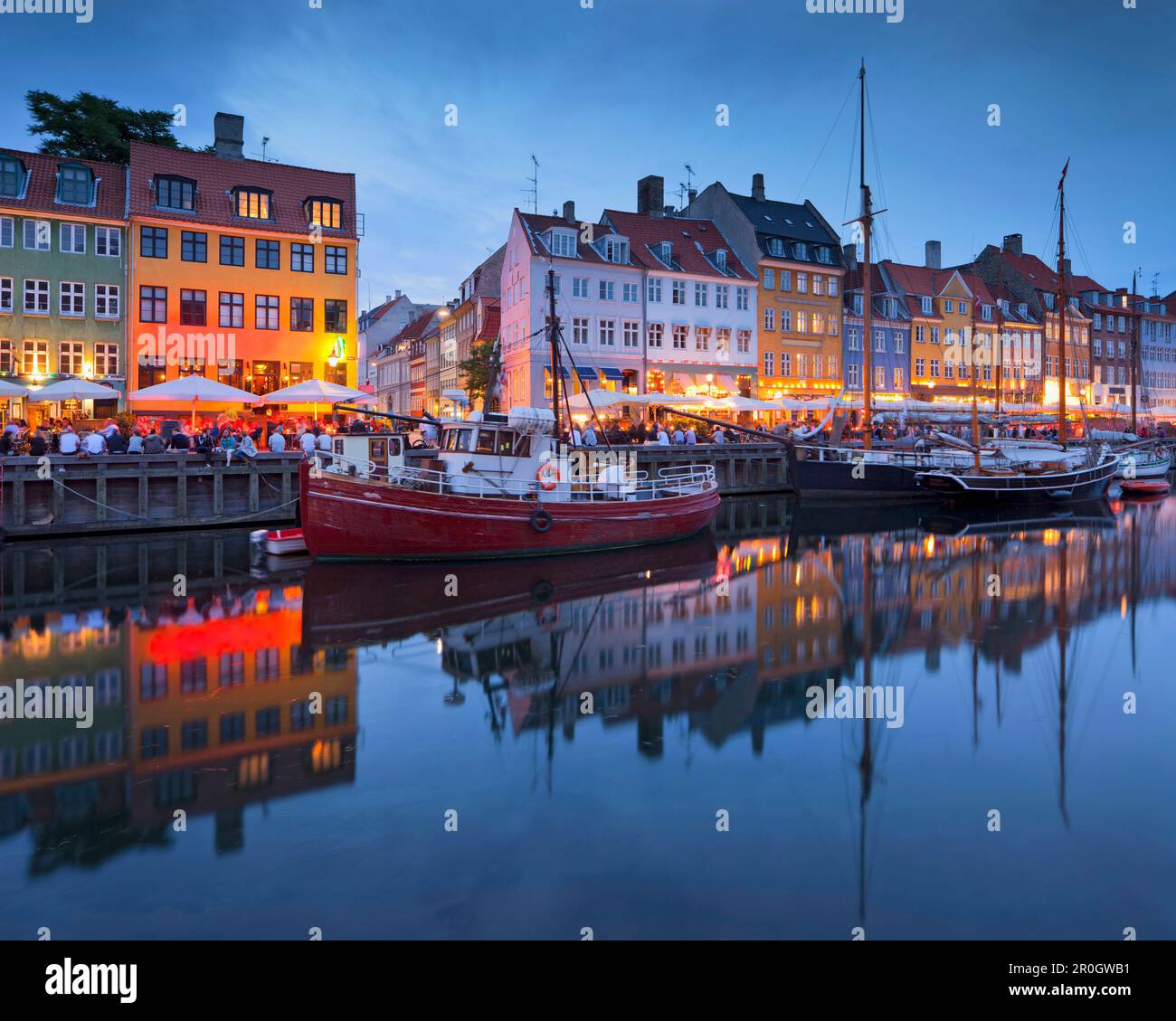 Cafes and restaurants in Nyhavn in the evening light, Copenhagen ...