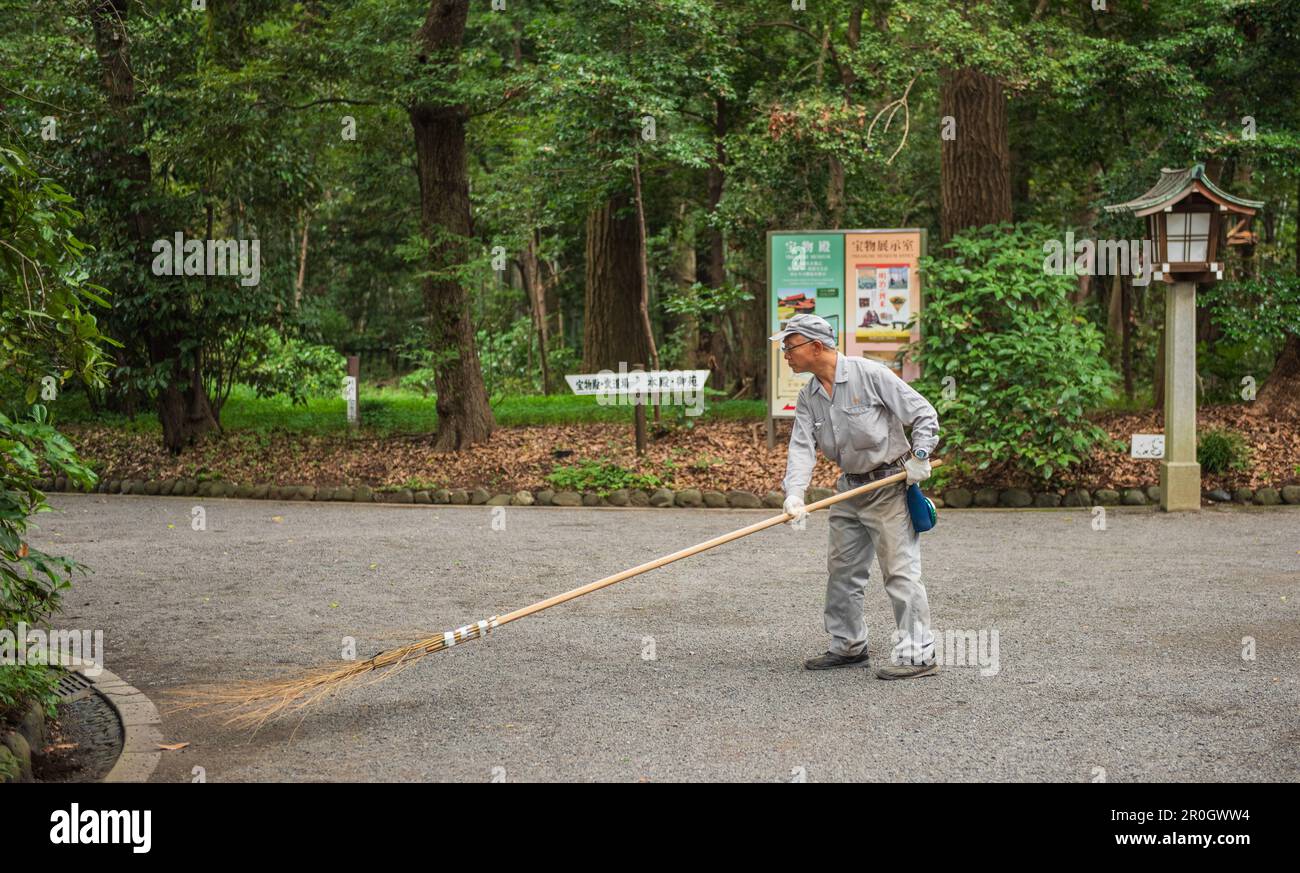 Gardener sweeps path in Yoyogi Park in Tokyo Stock Photo - Alamy