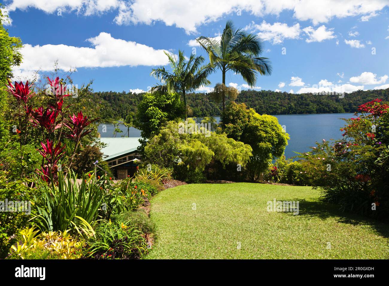 Lake Barrine Tea House, restaurant at Lake Barrine, Crater Lakes ...