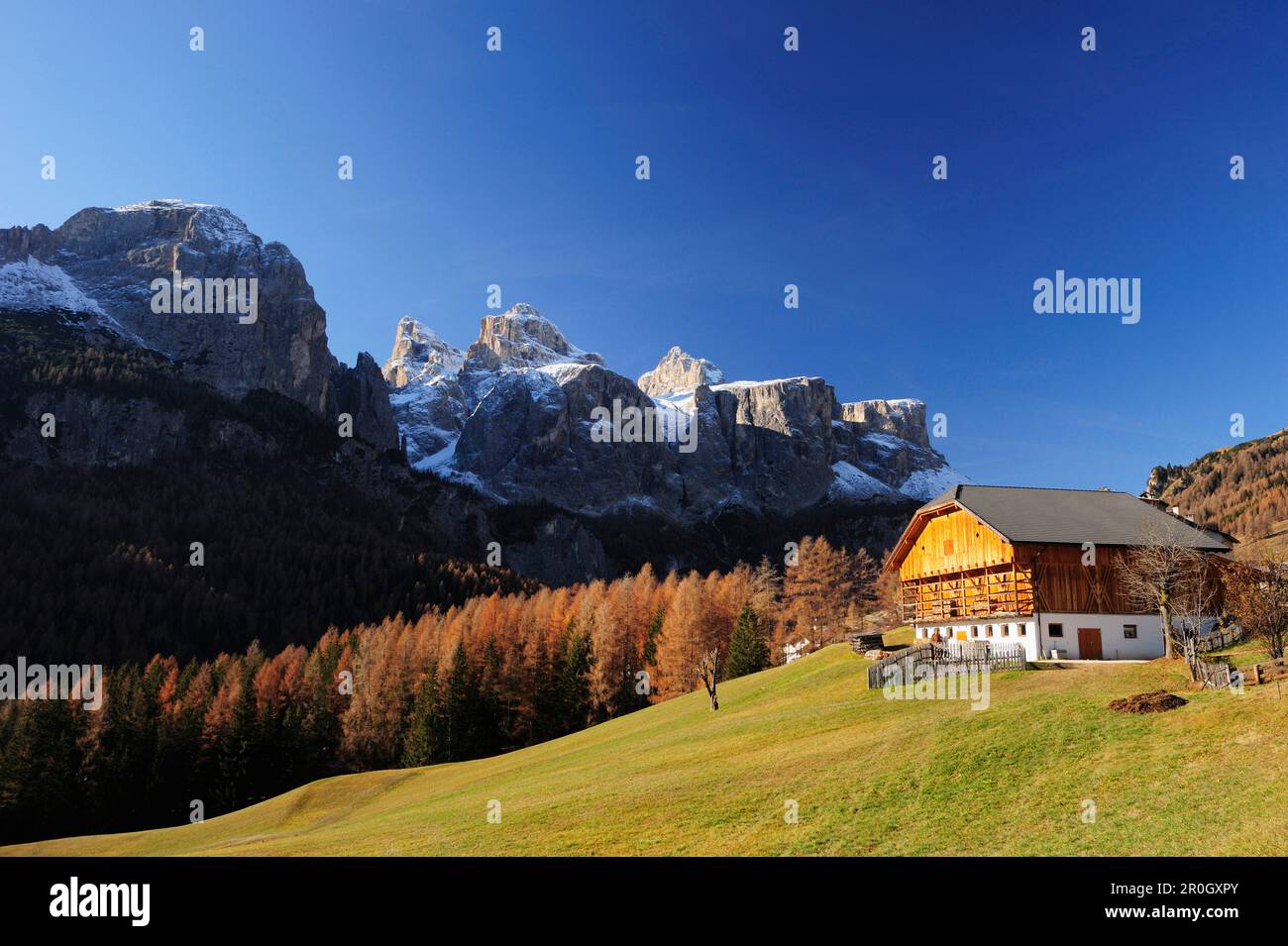 Farmhouse in front of rock faces of Sella range, Corvara, Dolomites ...
