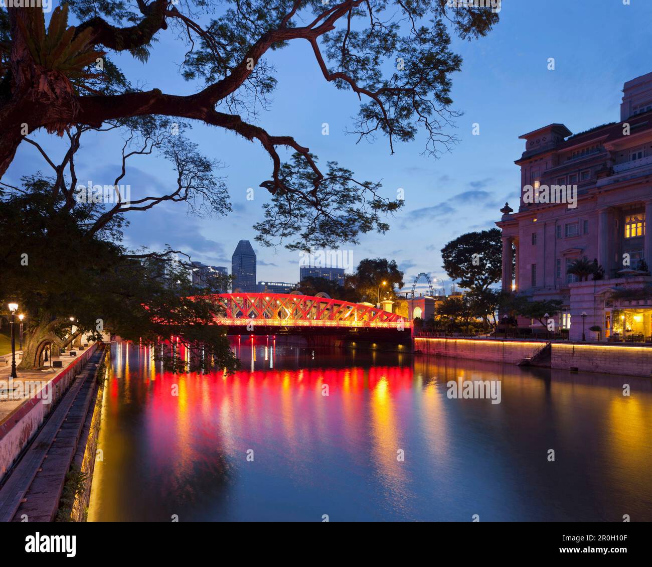 Anderson Bridge with illumintaion, Marina Bay, Singapore River ...