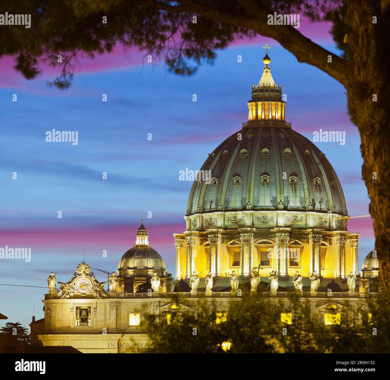 St. Peter's basilica in the evening light, Basilica Papale di San ...