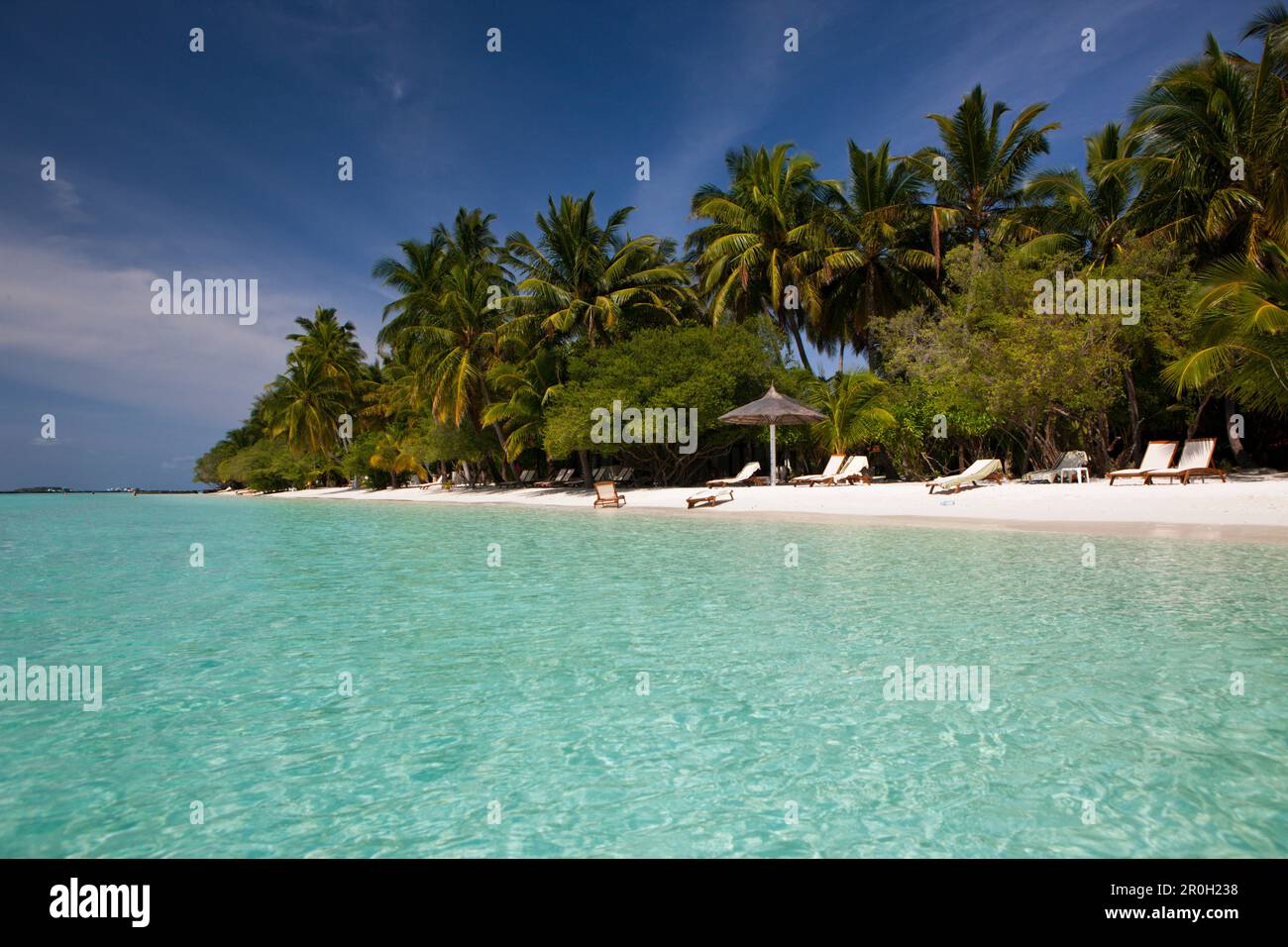 Beach of Kurumba Island in the sunlight, North Male Atoll, Indian Ocean ...