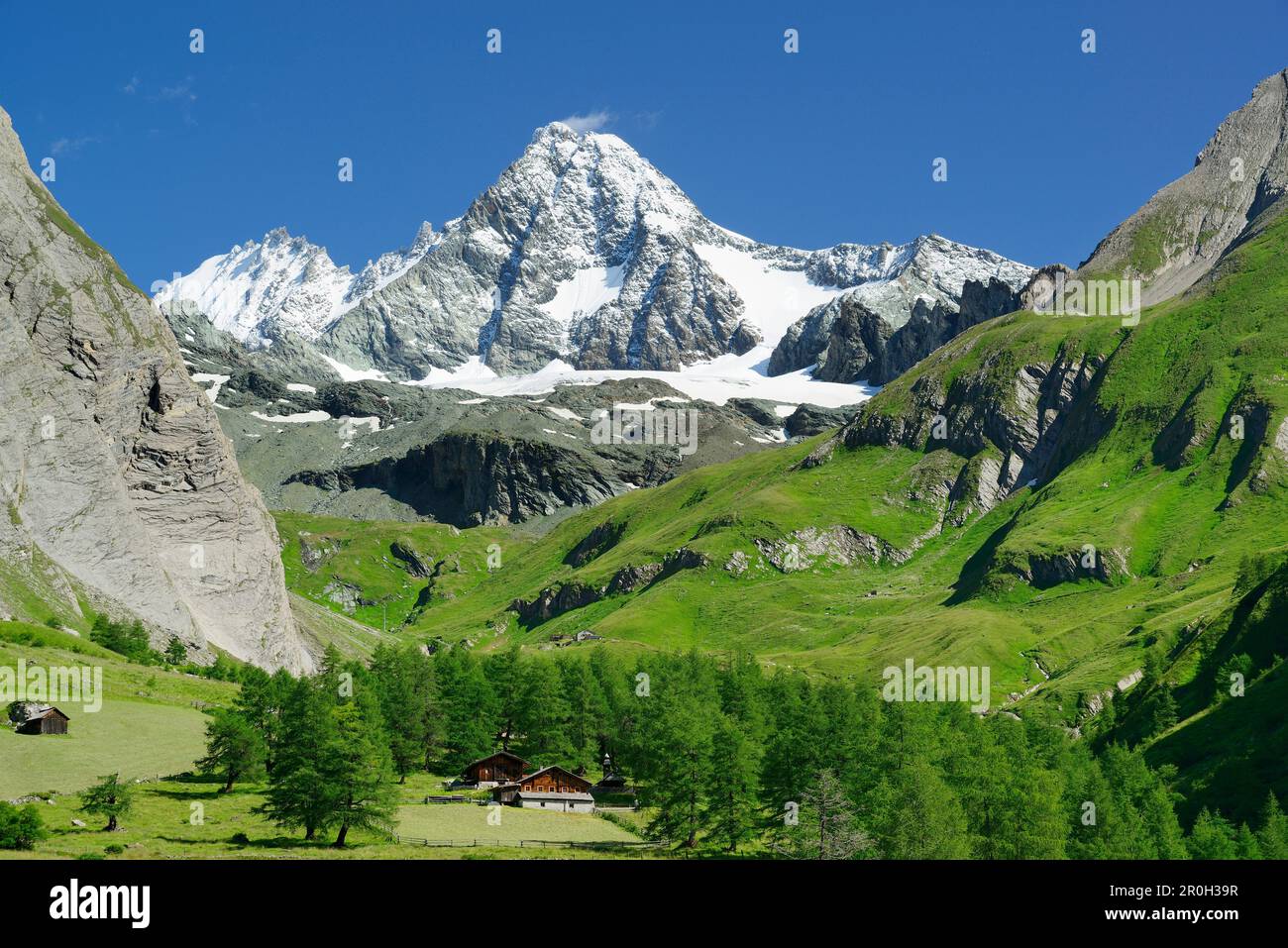 Alpine huts in front of Grossglockner, Luckneralm, Grossglockner ...