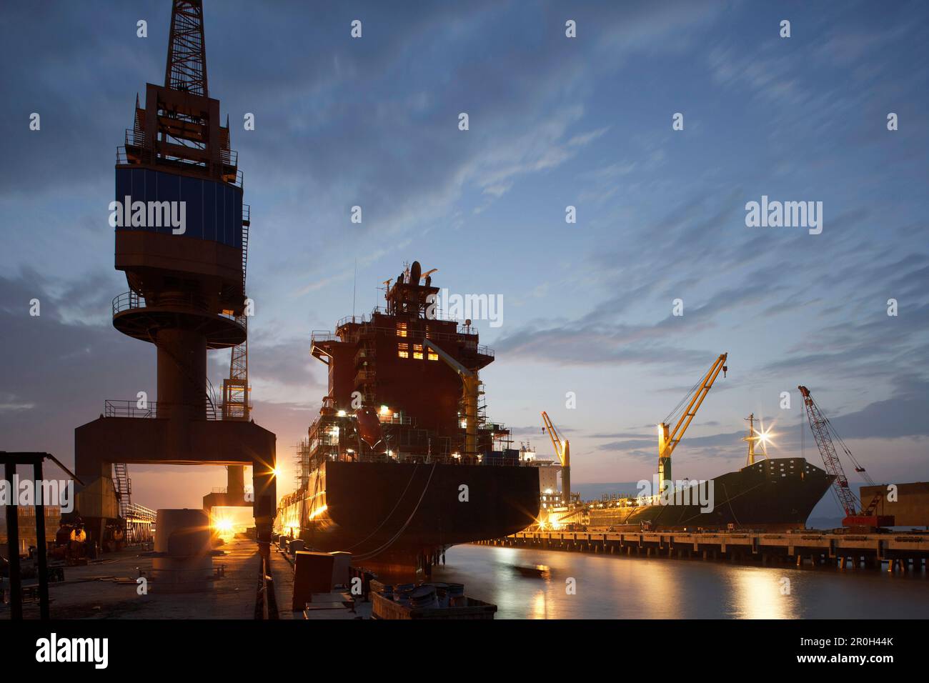 Cranes and container ship at night, Ouhua Shipyard, Zhoushan, Zhejiang ...