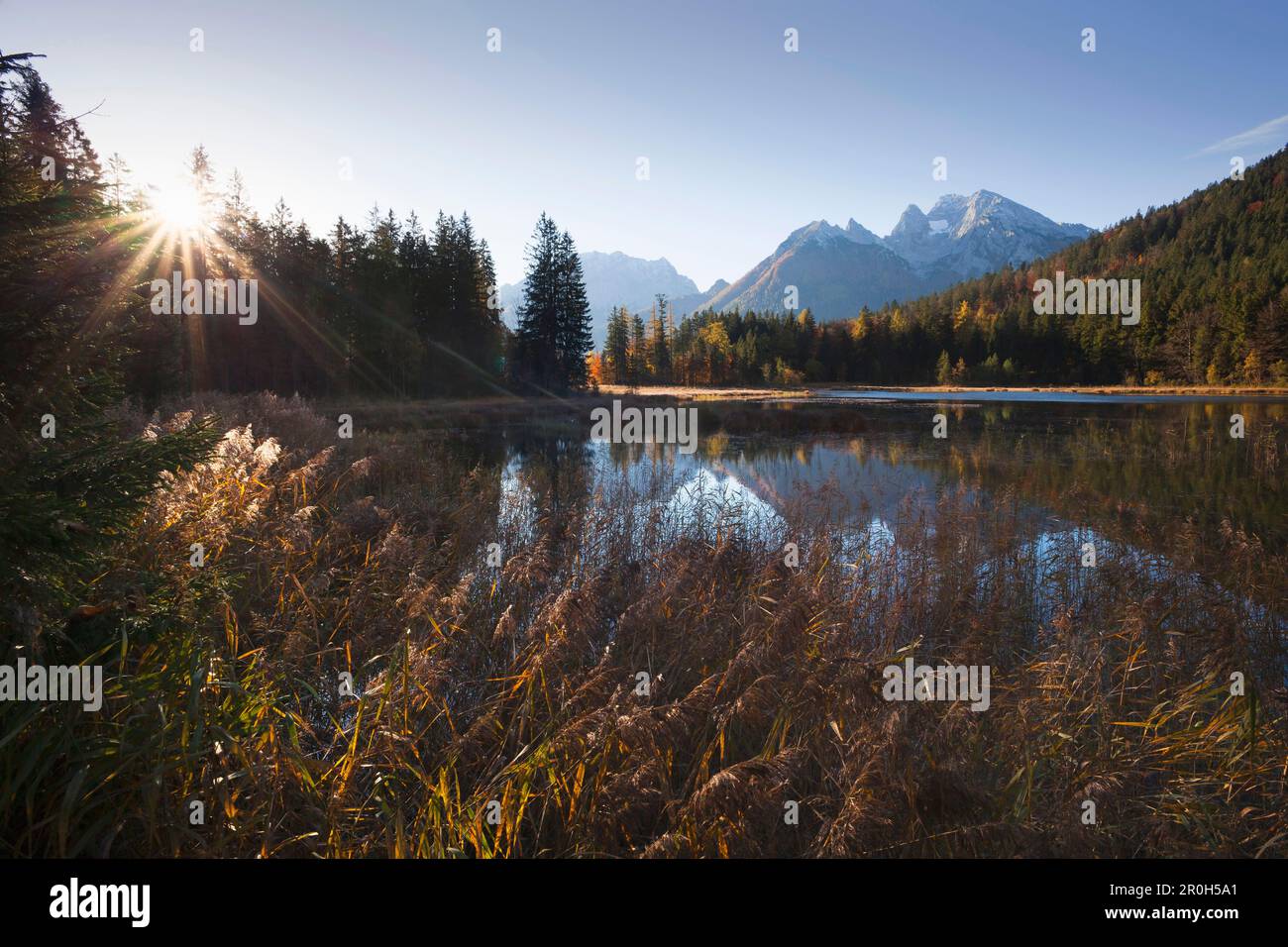 Lake Taubensee in the sunlight, view onto Watzmann and Hochkalter ...