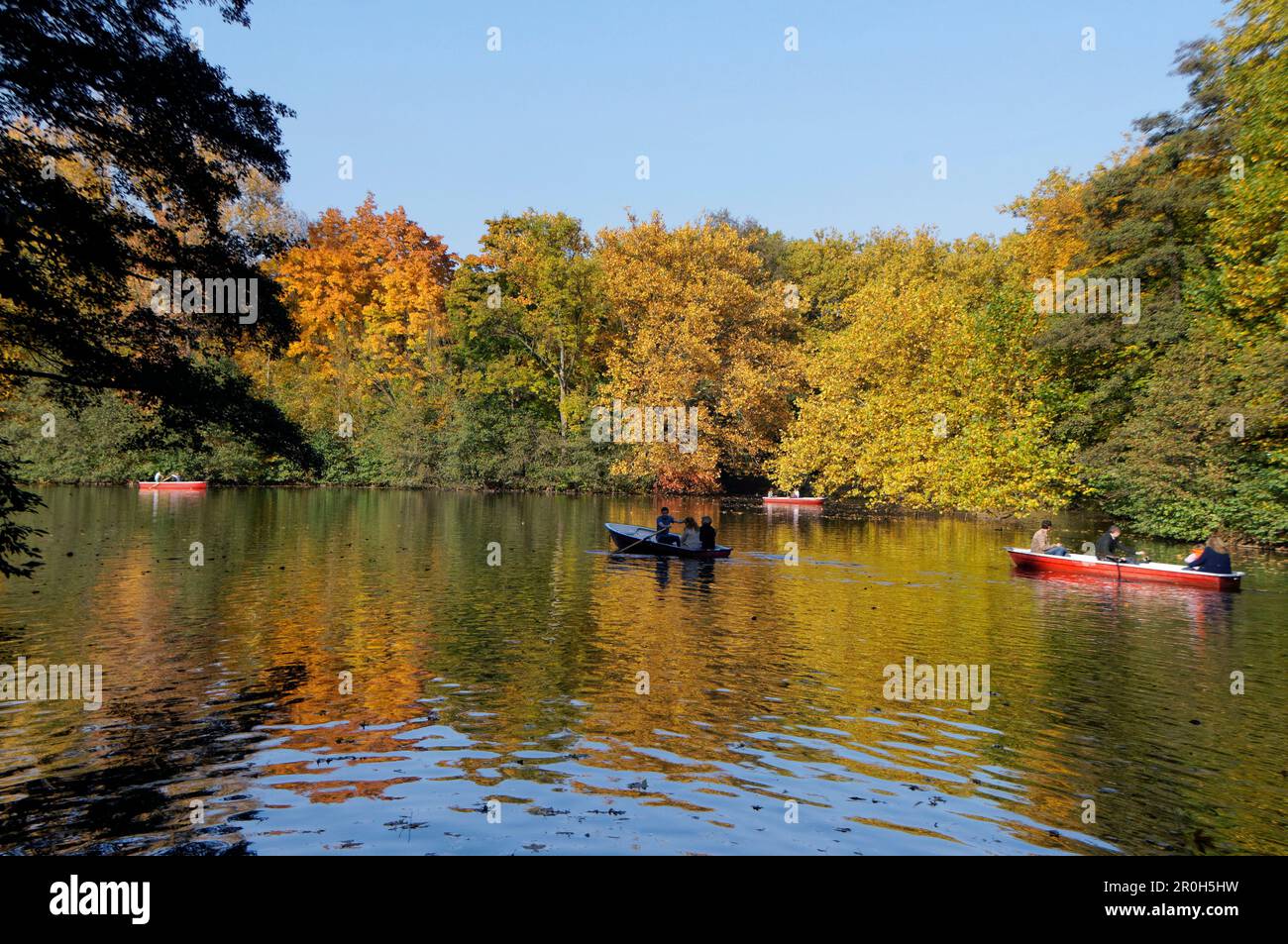 Lake in Tiergarten in autumn with rowing boats, Berlin Center Berlin ...