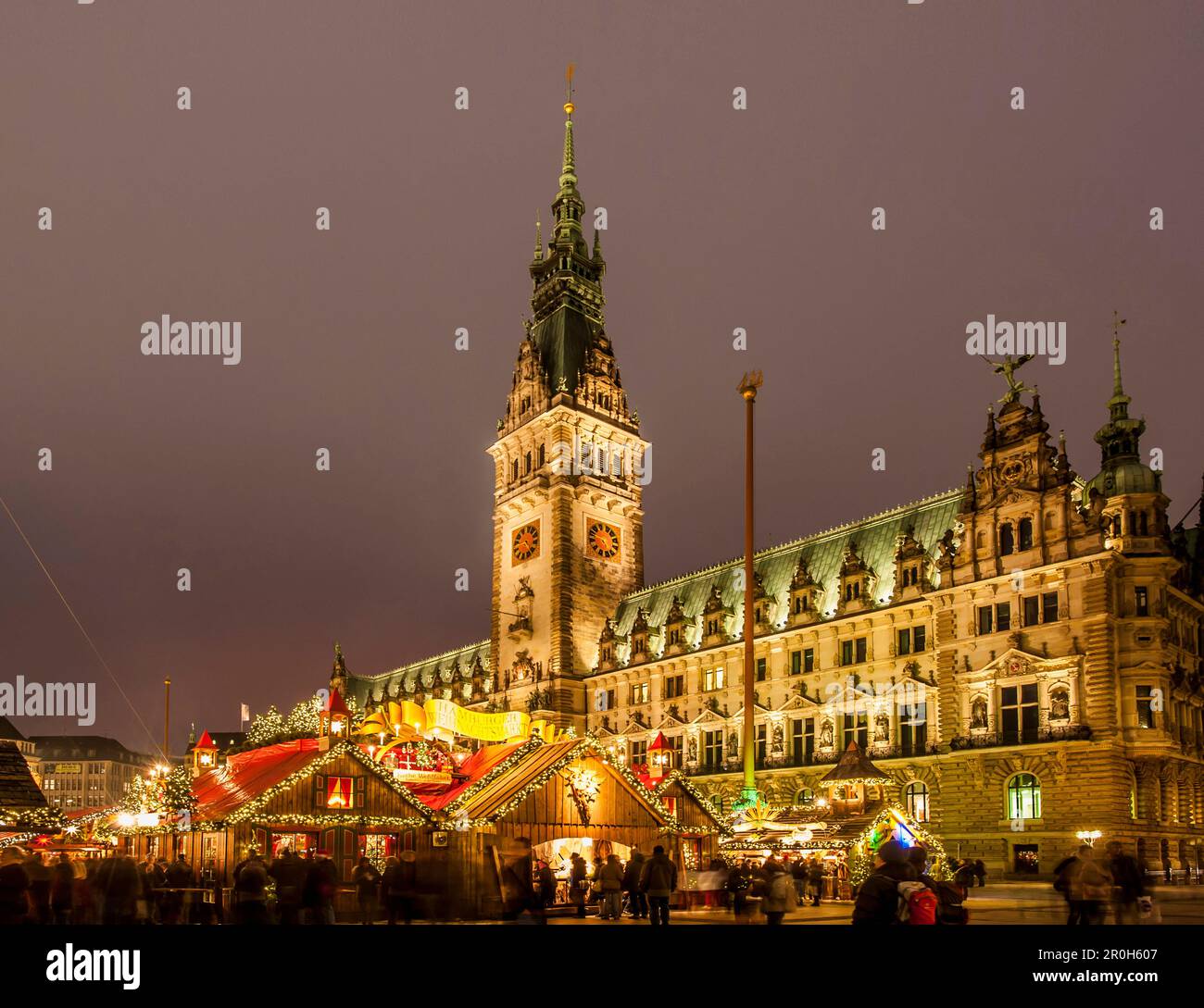 Town hall of Hamburg with Christmas market, Hamburg, north germany ...