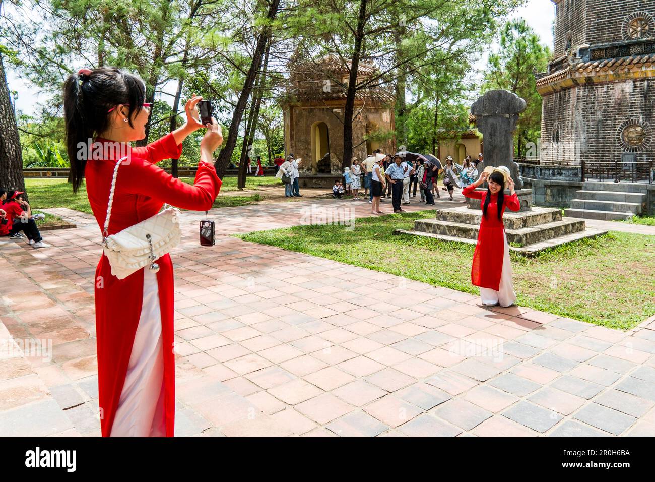 Young girls in traditional clothes at the tomb of the emperor Thien Mu ...