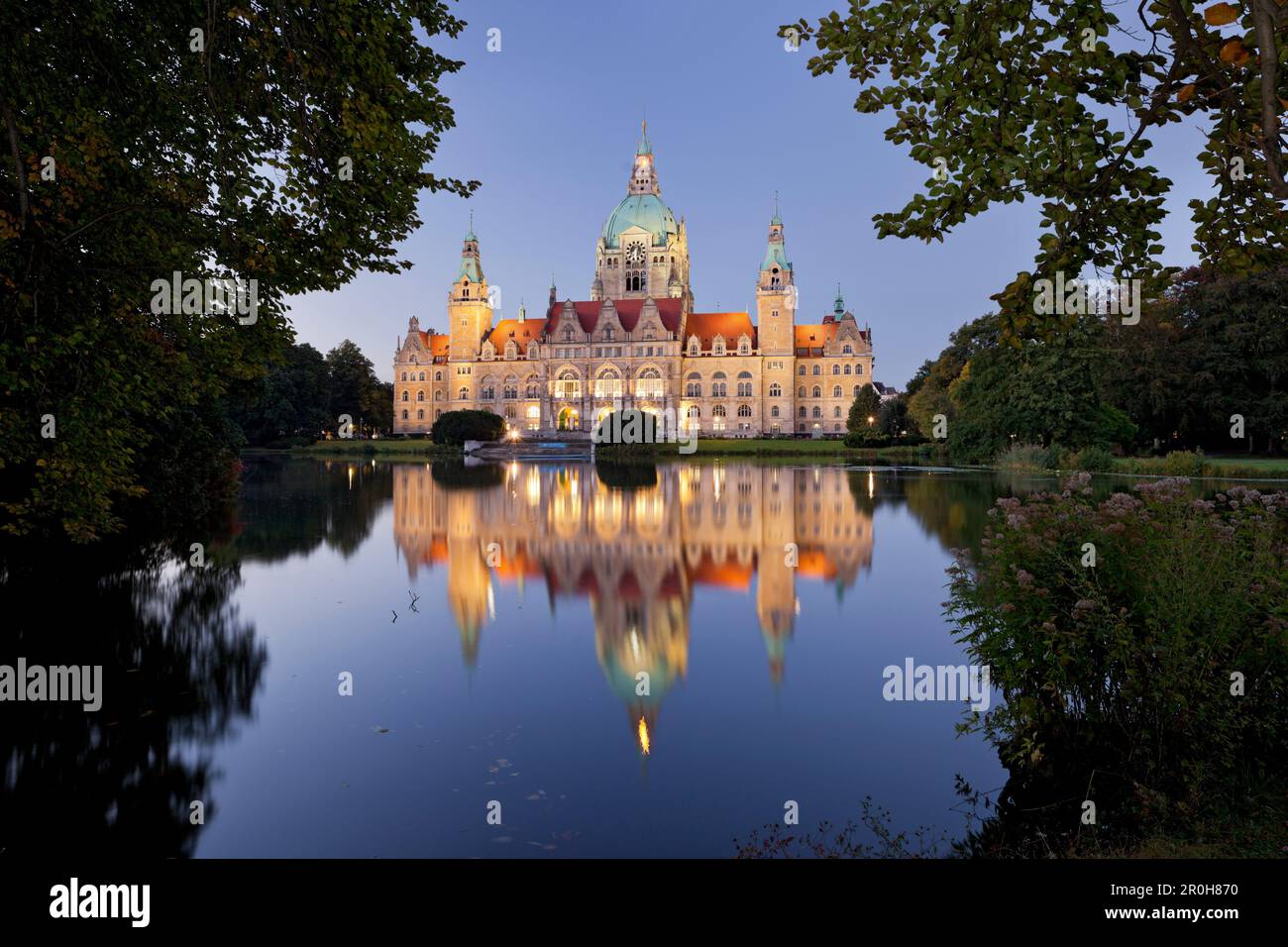 New Town Hall at night, Reflection in the water, Neues Rathaus ...