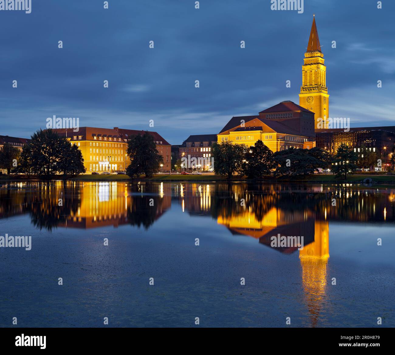 Town hall and opera house at night, Reflection in the water, Kleiner ...