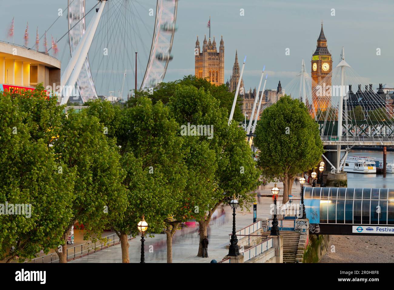 Big Ben with the Hungerford Bridge and London Eye in the evening ...