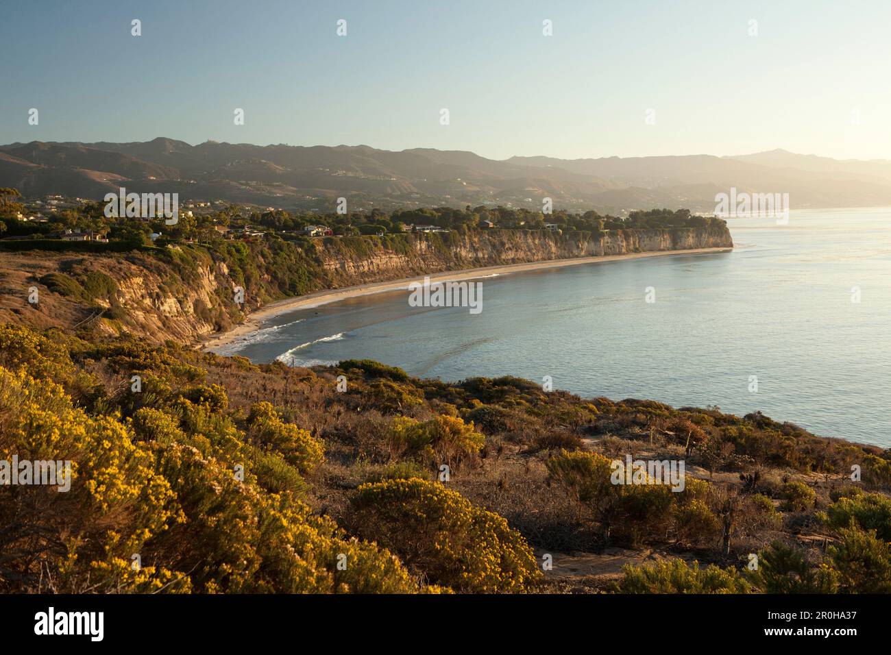 USA, California, Malibu, the bay at Big Dume at sunrise with the Malibu ...