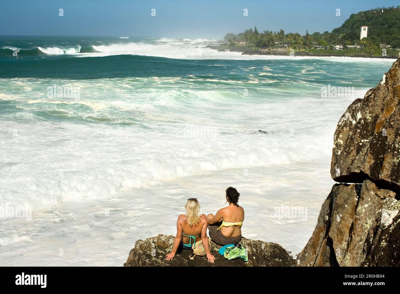 Women sit on rocks hi-res stock photography and images - Alamy