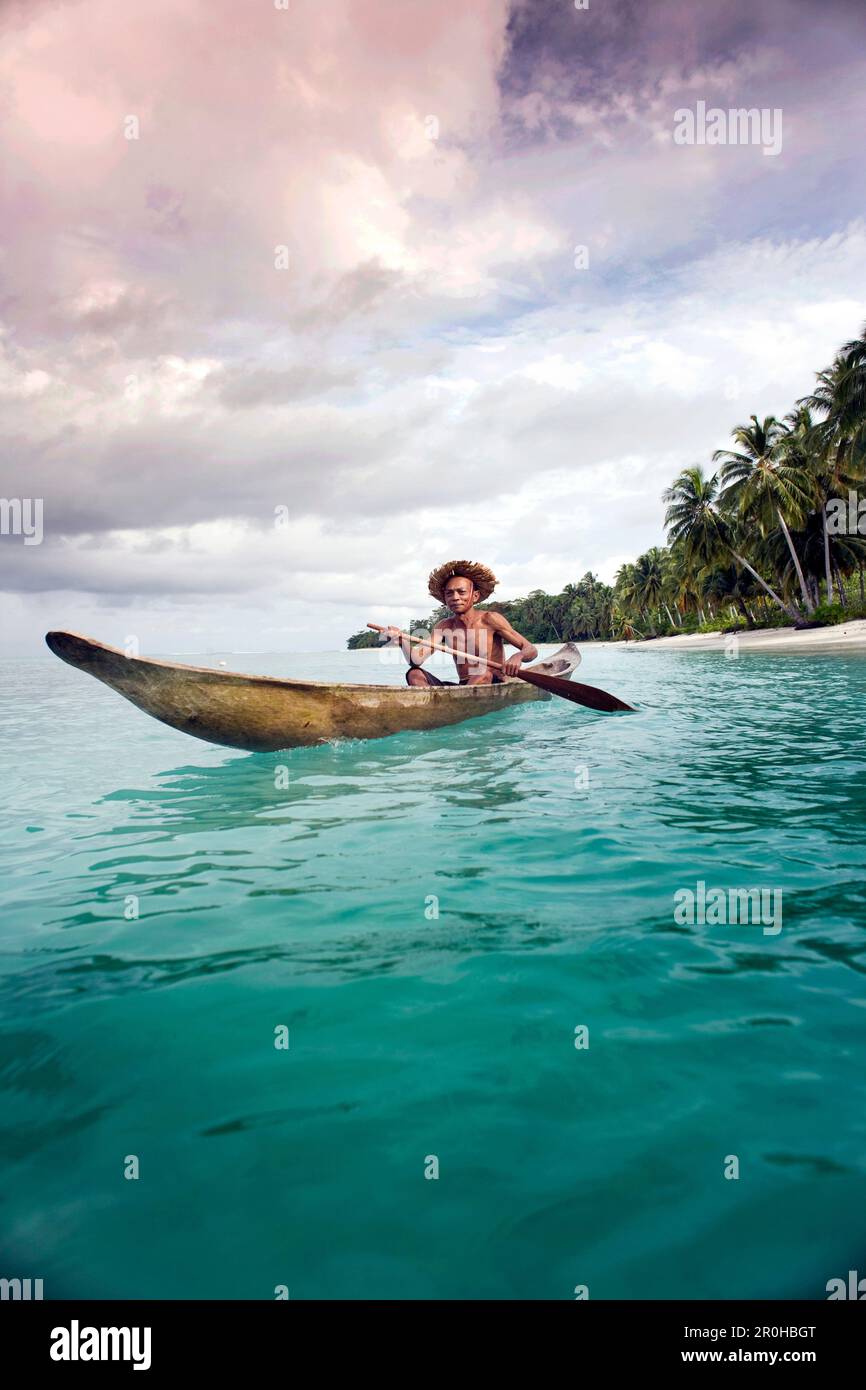 INDONESIA, Mentawai Islands, Kandui Resort, fisherman Gesayas Ges ...
