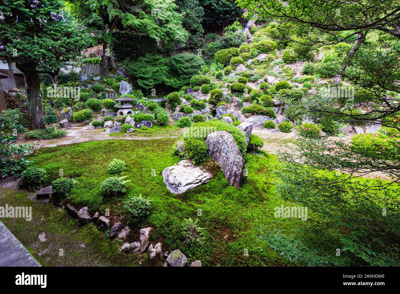 Kezoji was opened in the early Edo period by Yoshisada Kira. Behind the ...